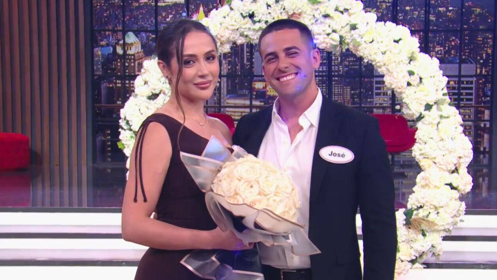 José hace oficial su noviazgo con Natalia acompañado por su mamá y ...