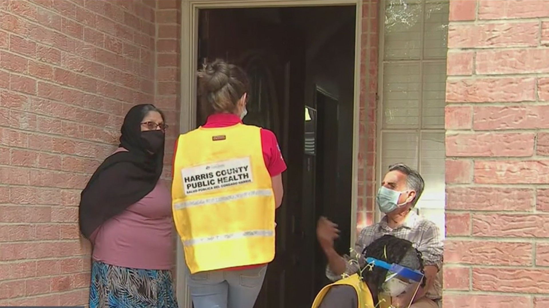Visitan casas del condado Harris para hacer una encuesta y pruebas de ...