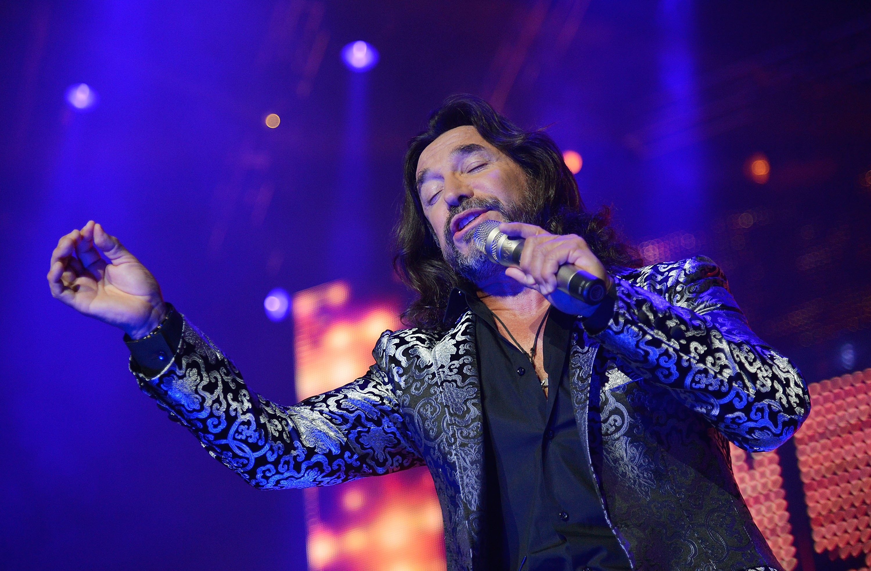 El Buki enaltece sus raíces en concierto | Estaciones de Radio Música ...