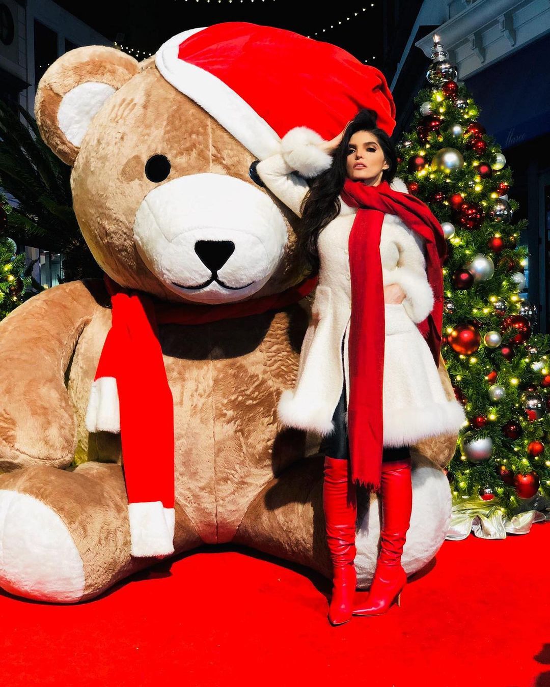 Ana Bárbara impacta con su árbol de Navidad, decorado con muñecos de ...