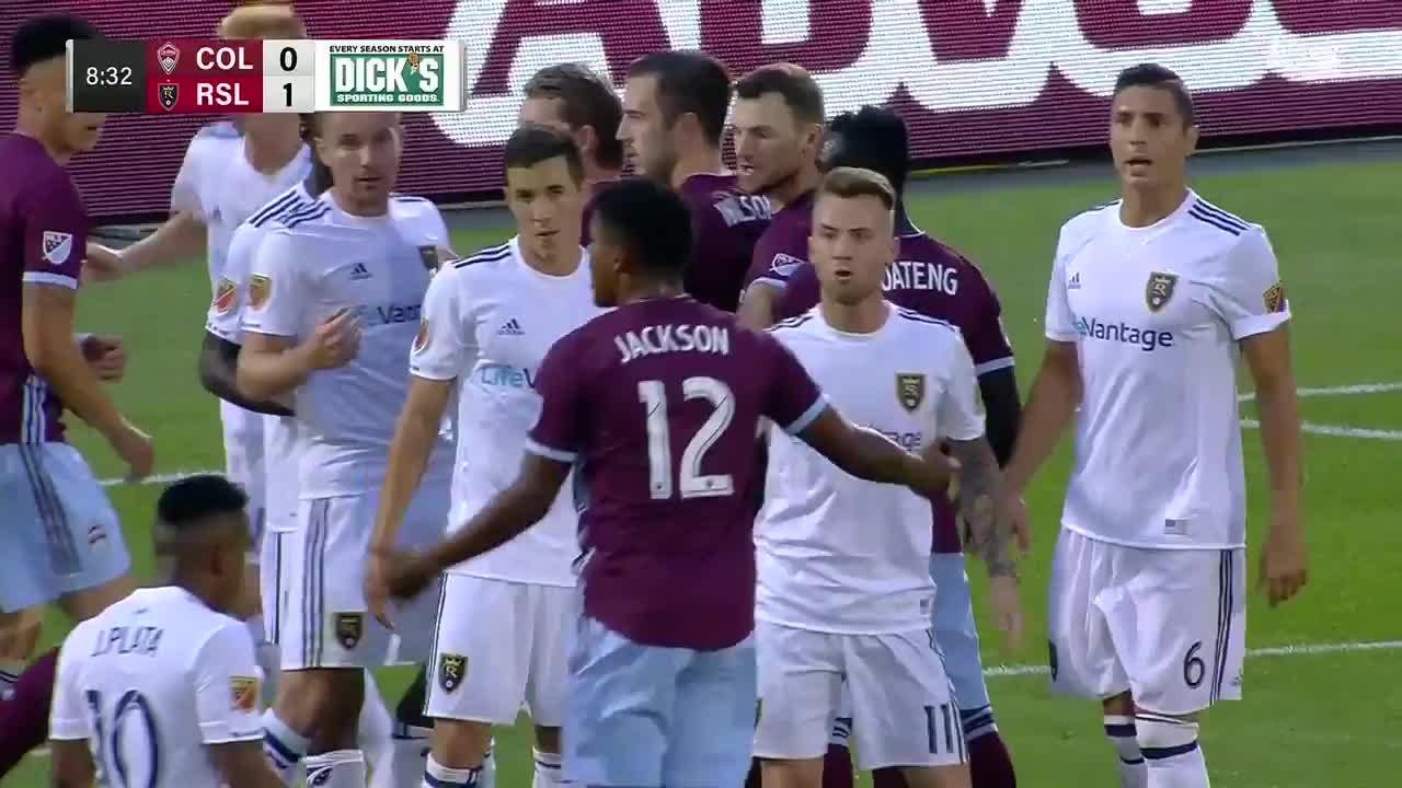 Niki Jackson se va expulsado al minuto 9 por darle un “inocente ...