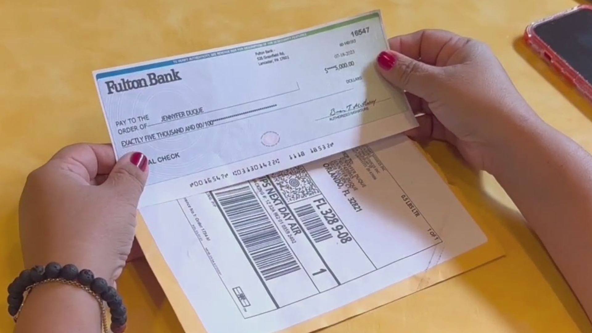 Aprende cómo identificar cuando un cheque es fraudulento | Video ...