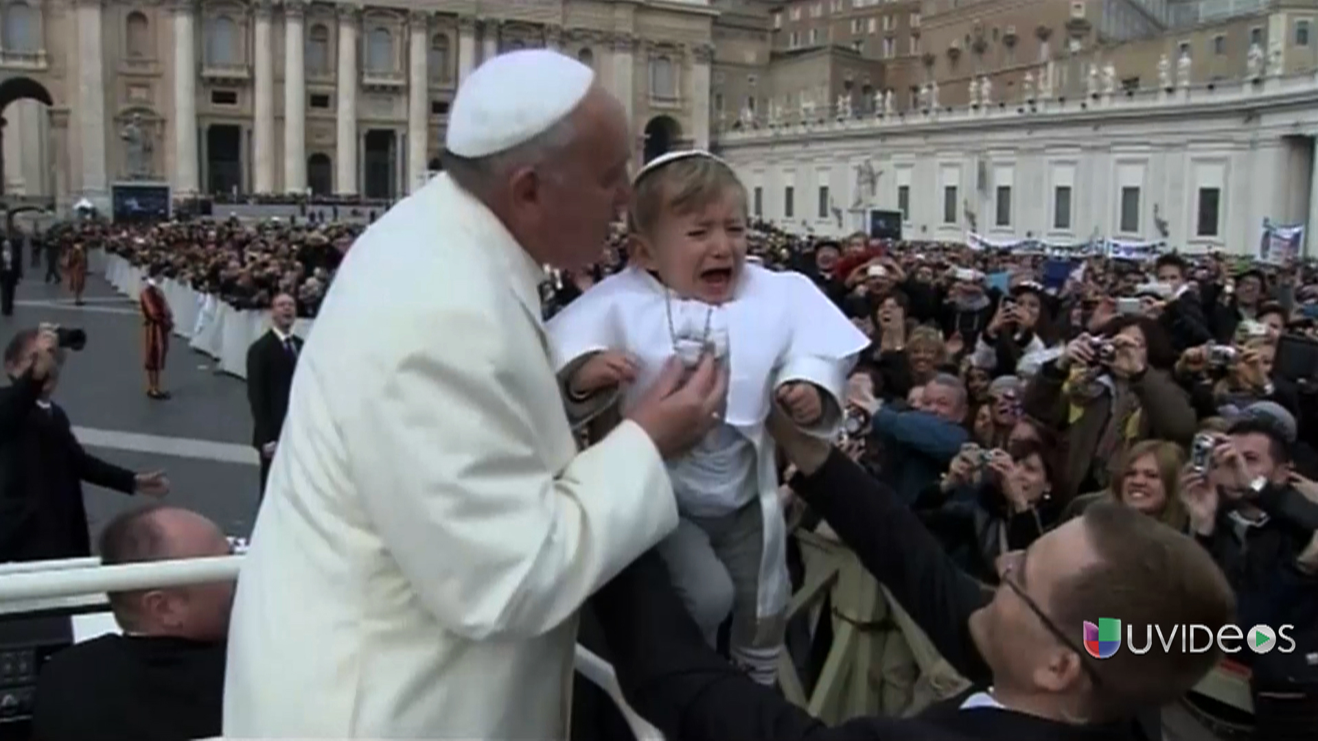 Un “mini-papa” sorprende a Francisco en medio de la multitud | Noticias ...