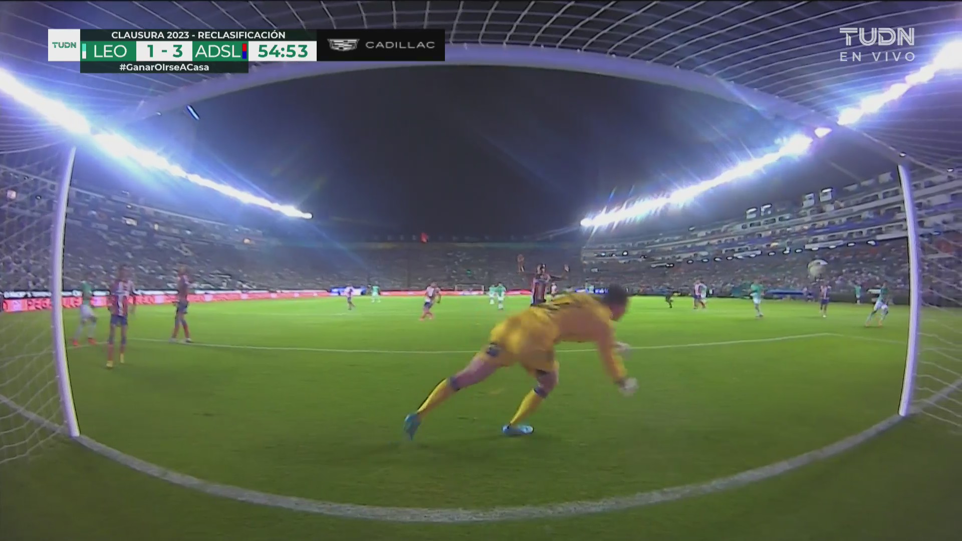 ¡Cerca el descuento! Alvarado martilla bien el balón y pasa a un lado ...