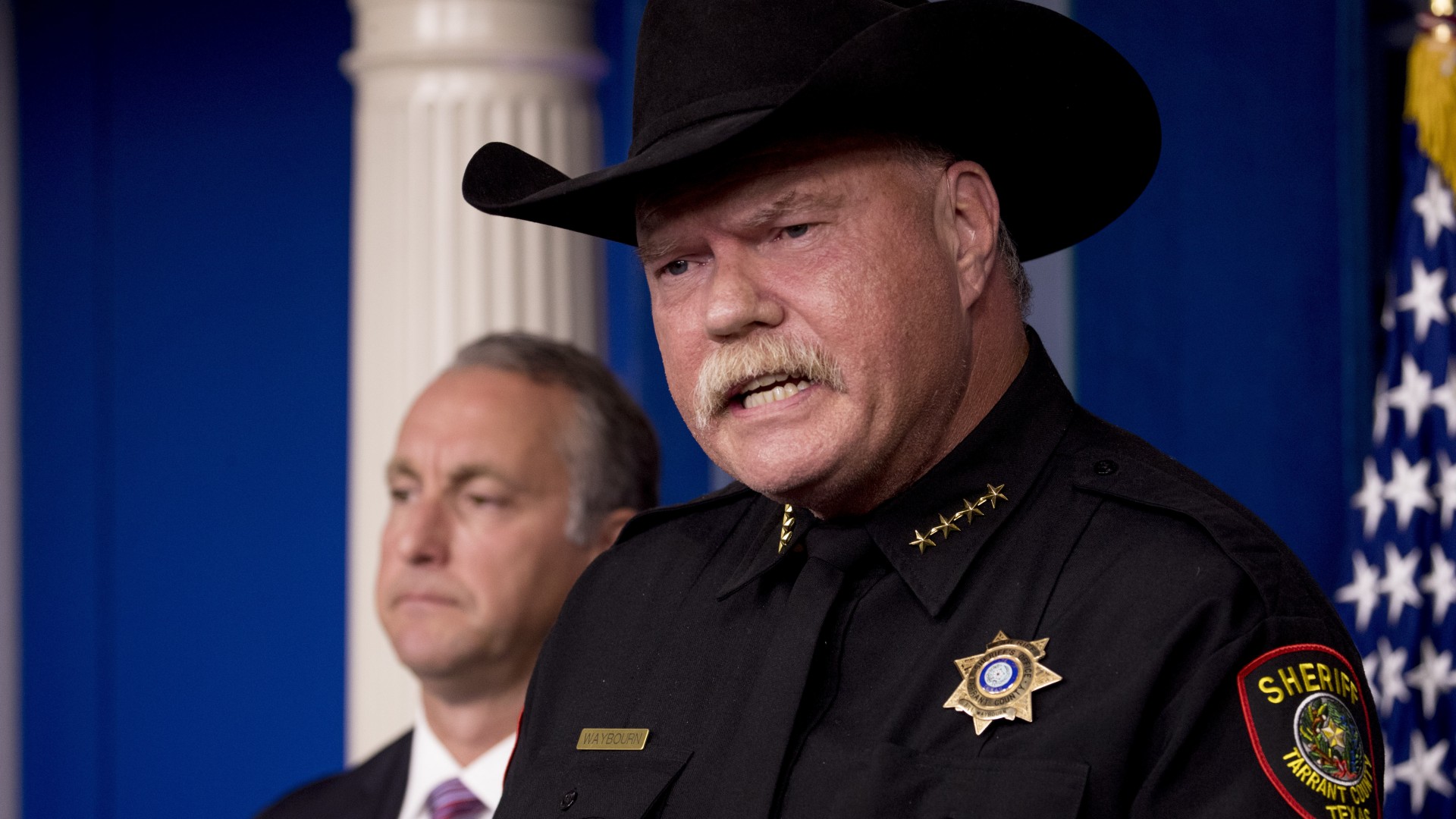 Alguacil lanza duras acusaciones contra migrantes desde la Casa Blanca ...