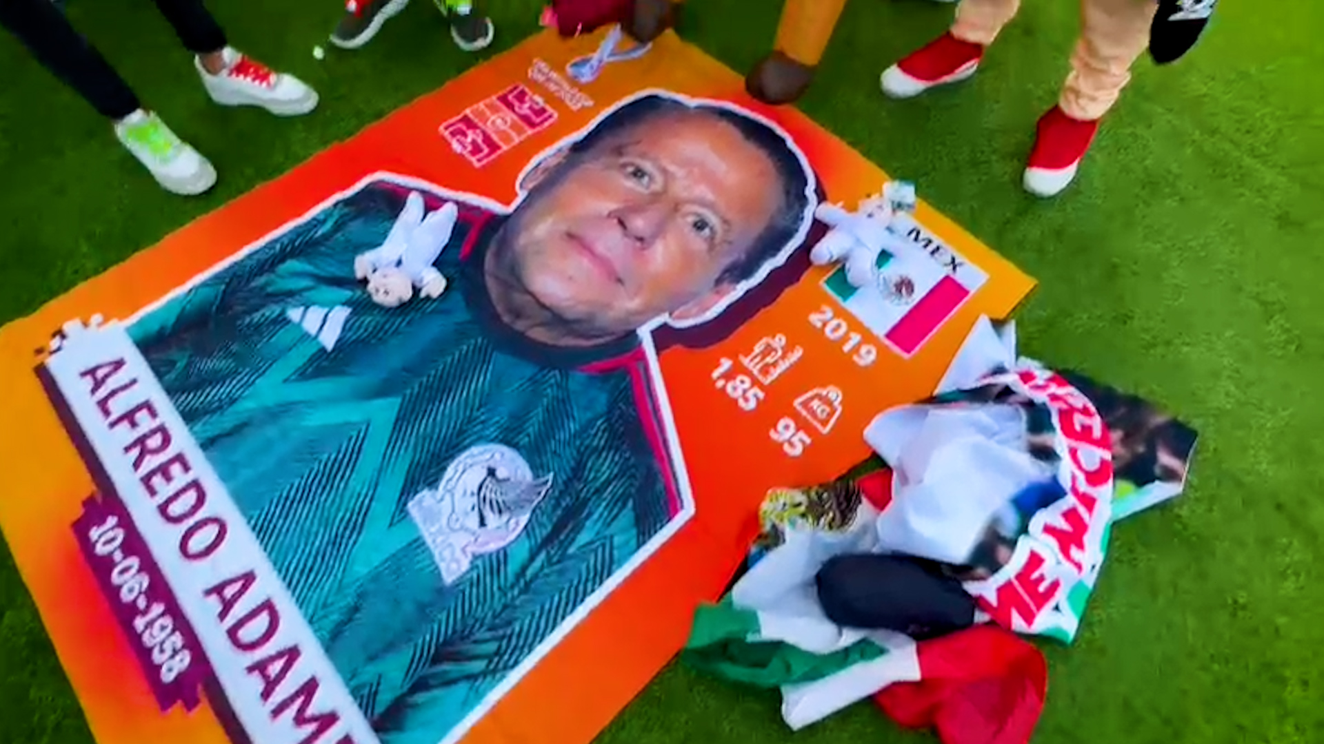 Argentina vs. México: Llevan estampa gigante de Alfredo Adame como ...