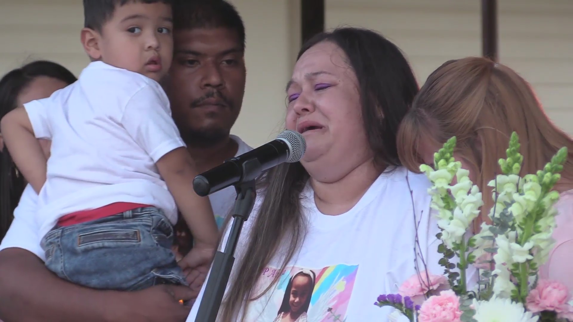 Familiares y amigos recuerdan a Alyssa Layman durante una vigilia en St ...