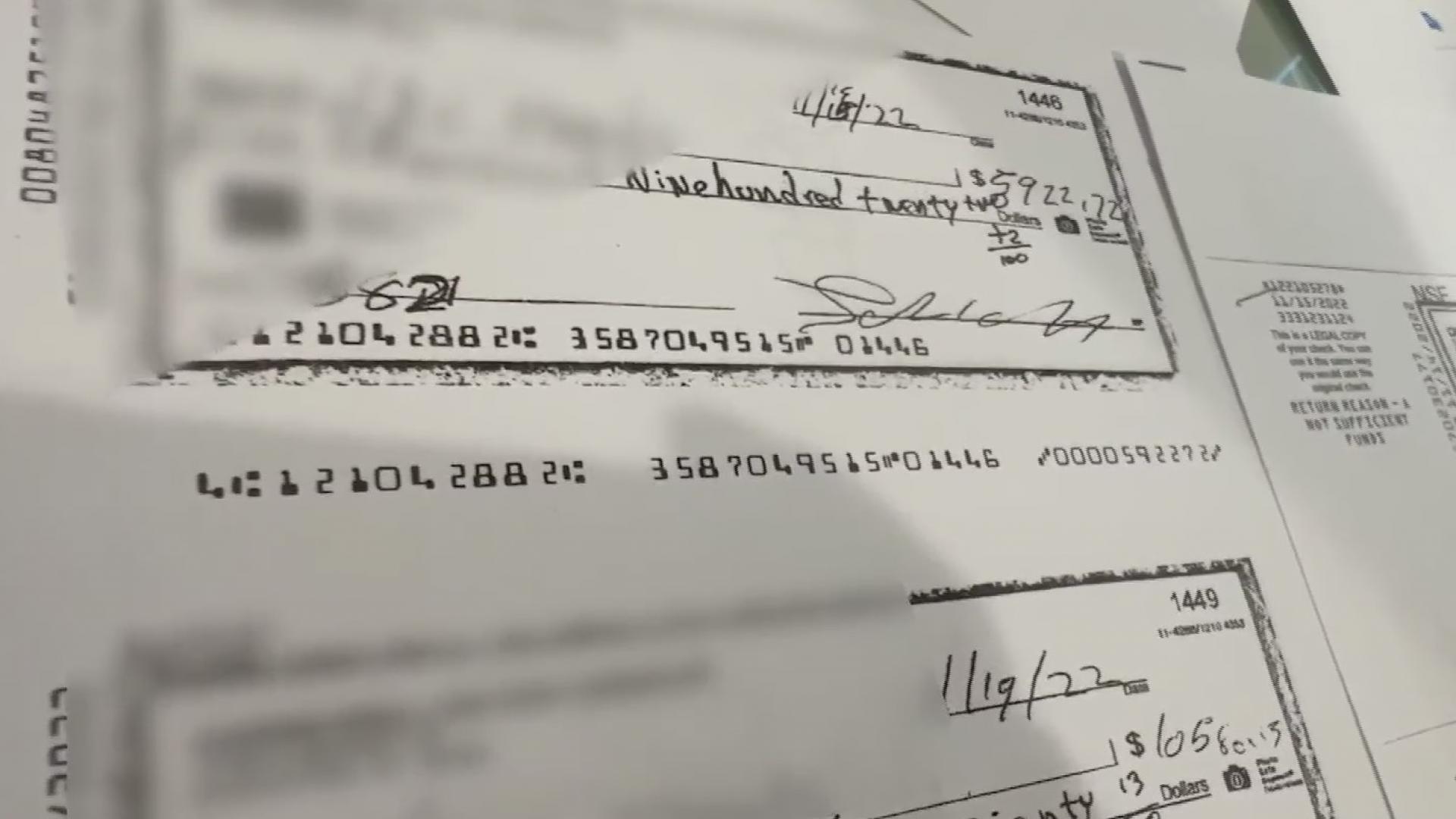 Qué debes hacer en caso de recibir un cheque sin fondos | Video ...