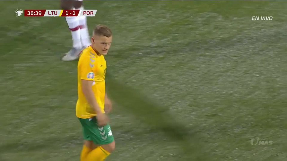 Tiro desviado de Domantas Simkus | Deportes UEFA Euro 2020 | TUDN Univision