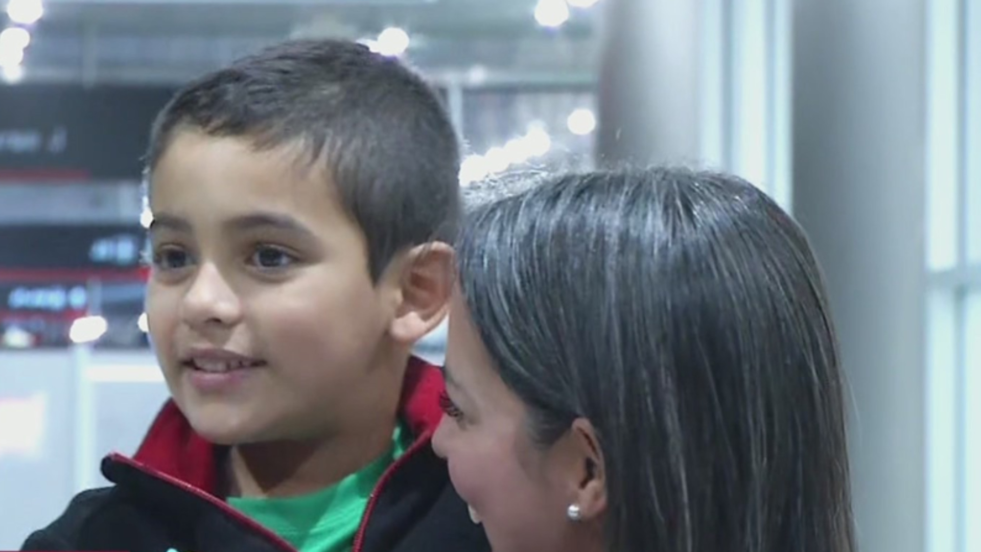 El momento en el que el pequeño Jojo Morales vuelve a brazos de su ...