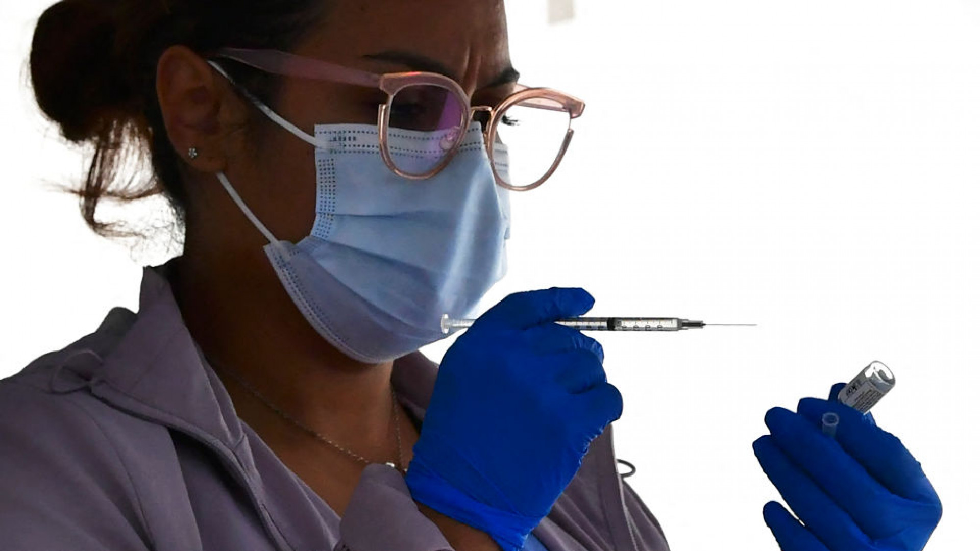 Qué sigue luego de que la FDA aprobara la vacuna de refuerzo contra el coronavirus para ciertas ...