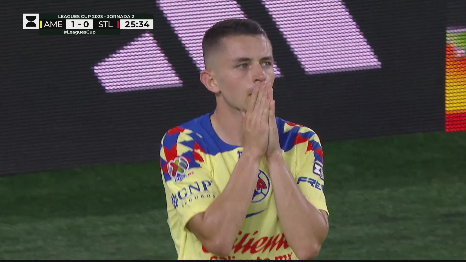 ¡No puede ser Fidalgo! Álvaro le pega cruzado y la manda por fuera ...