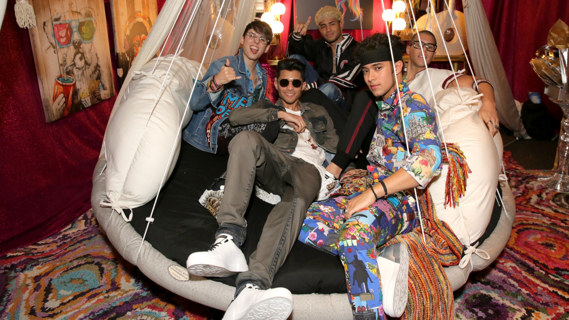 Fan de CNCO en Japón se desmaya de la emoción al verlos de cerca en un ...