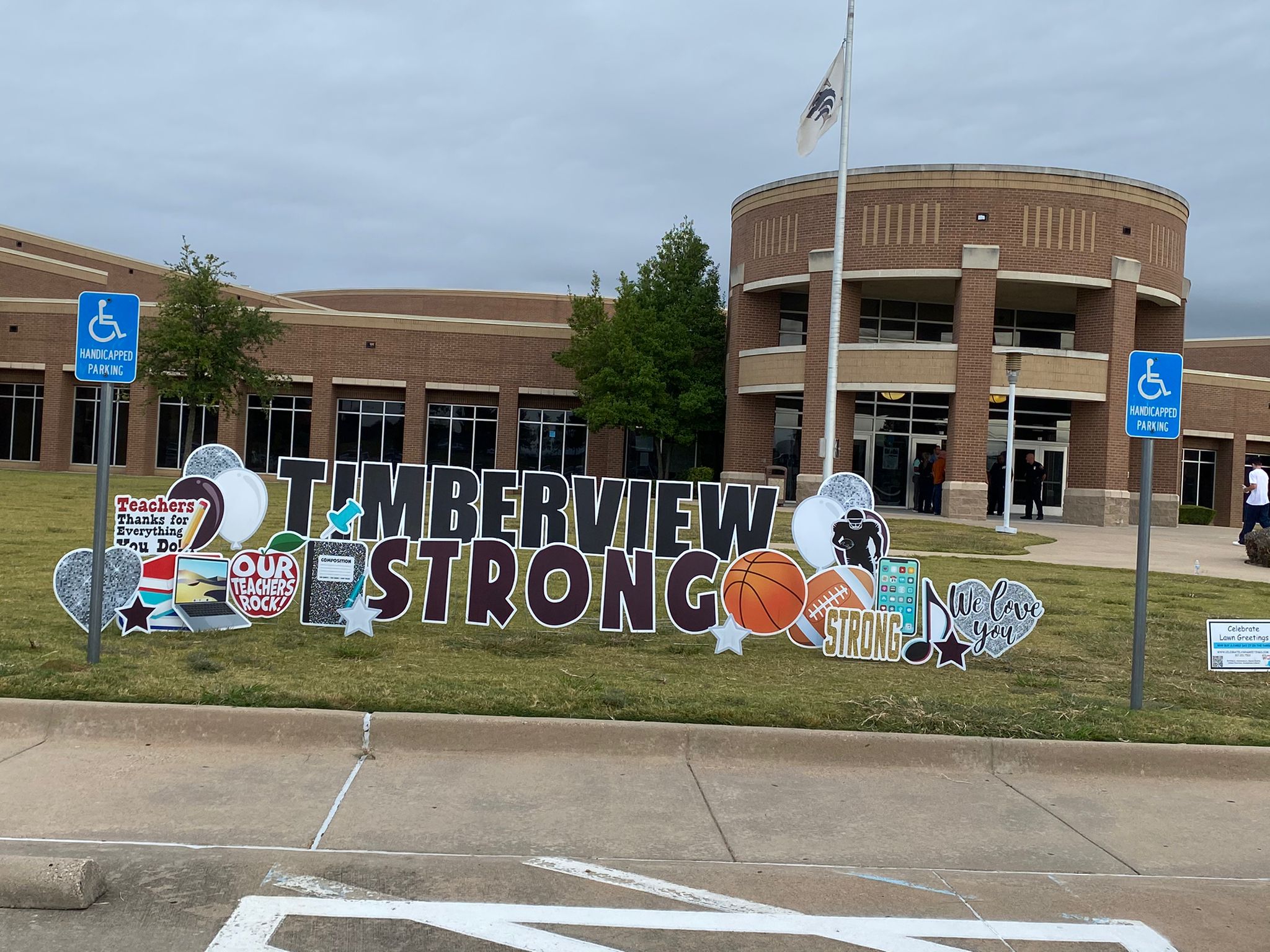 Estudiantes regresan a clases en la preparatoria Timberview tras ...