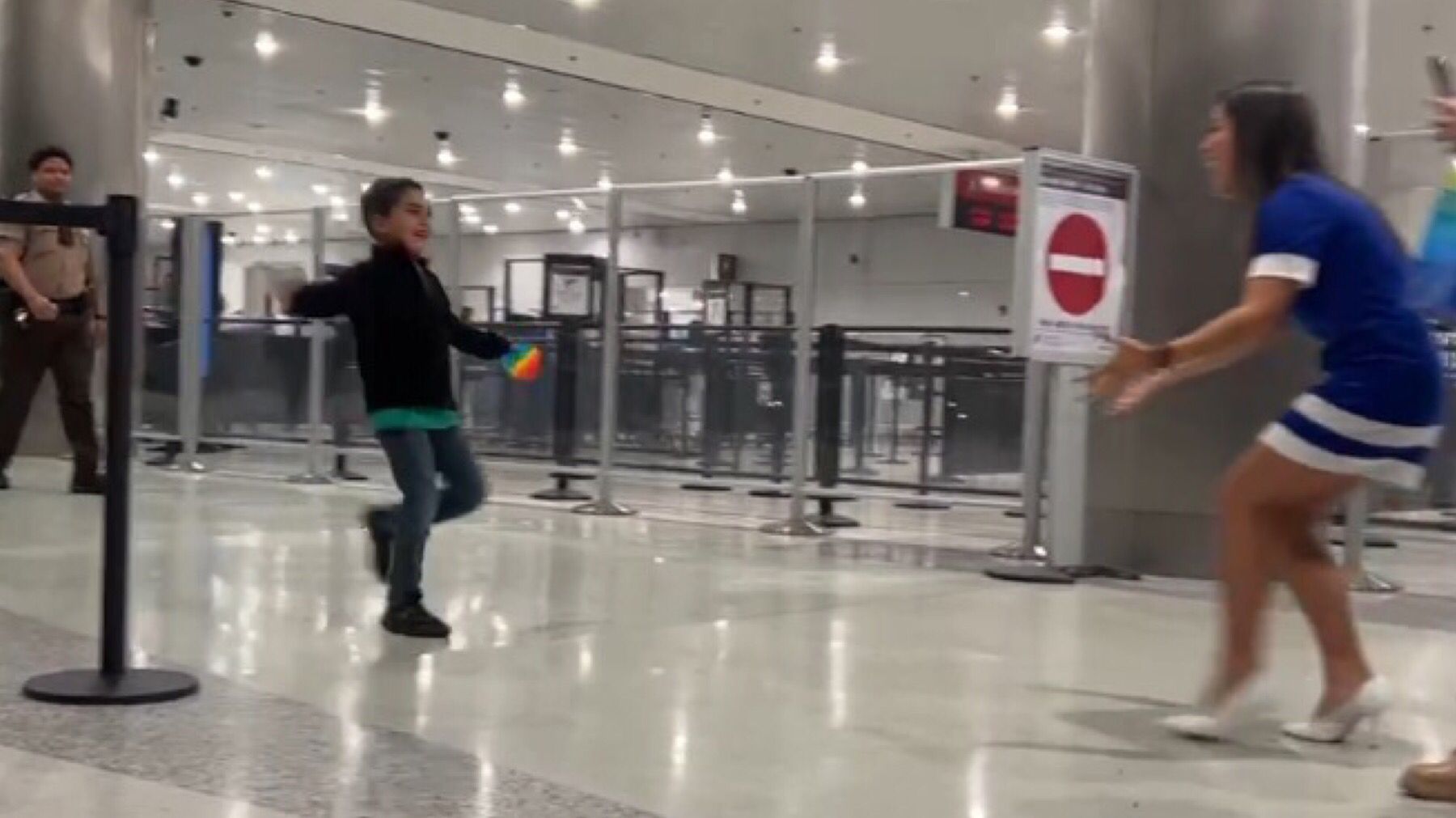 Imágenes del encuentro de la madre de Jojo con su hijo, el niño ...