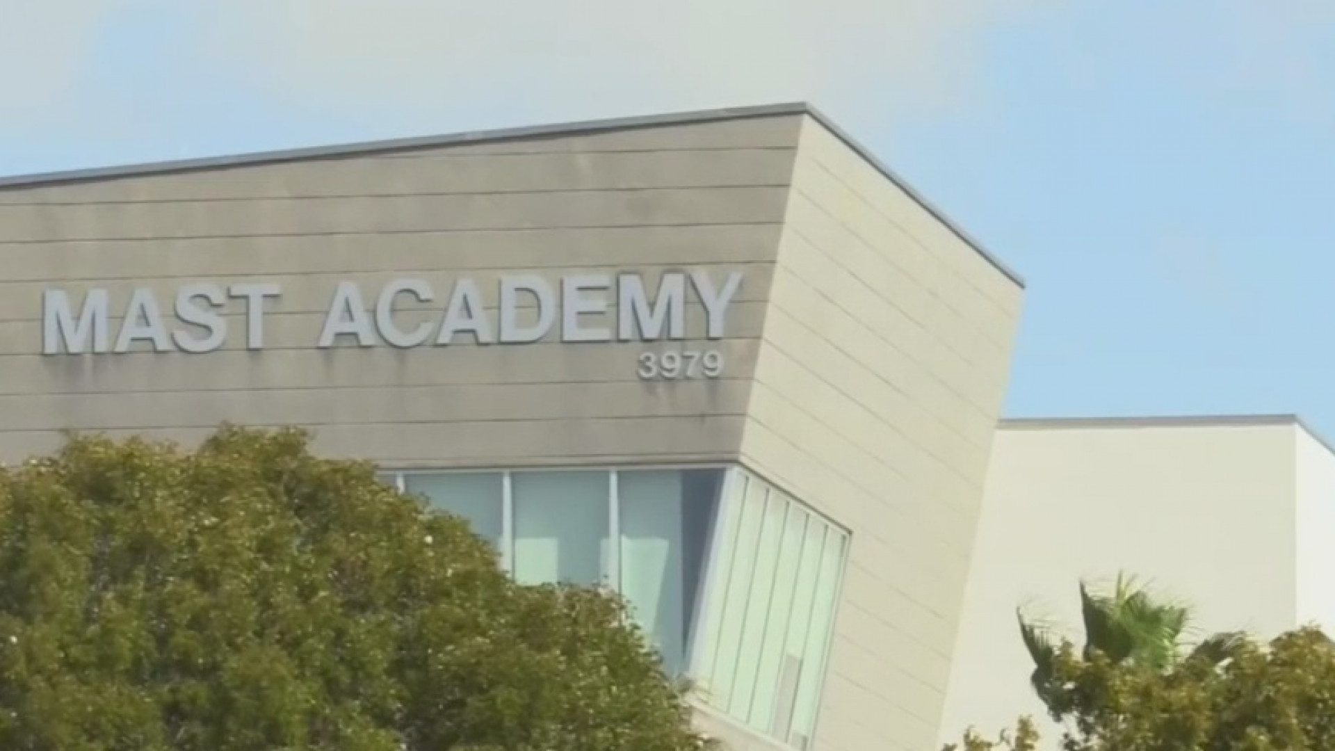 La razón por la que hay más de 200 estudiantes y varios maestros de la ...