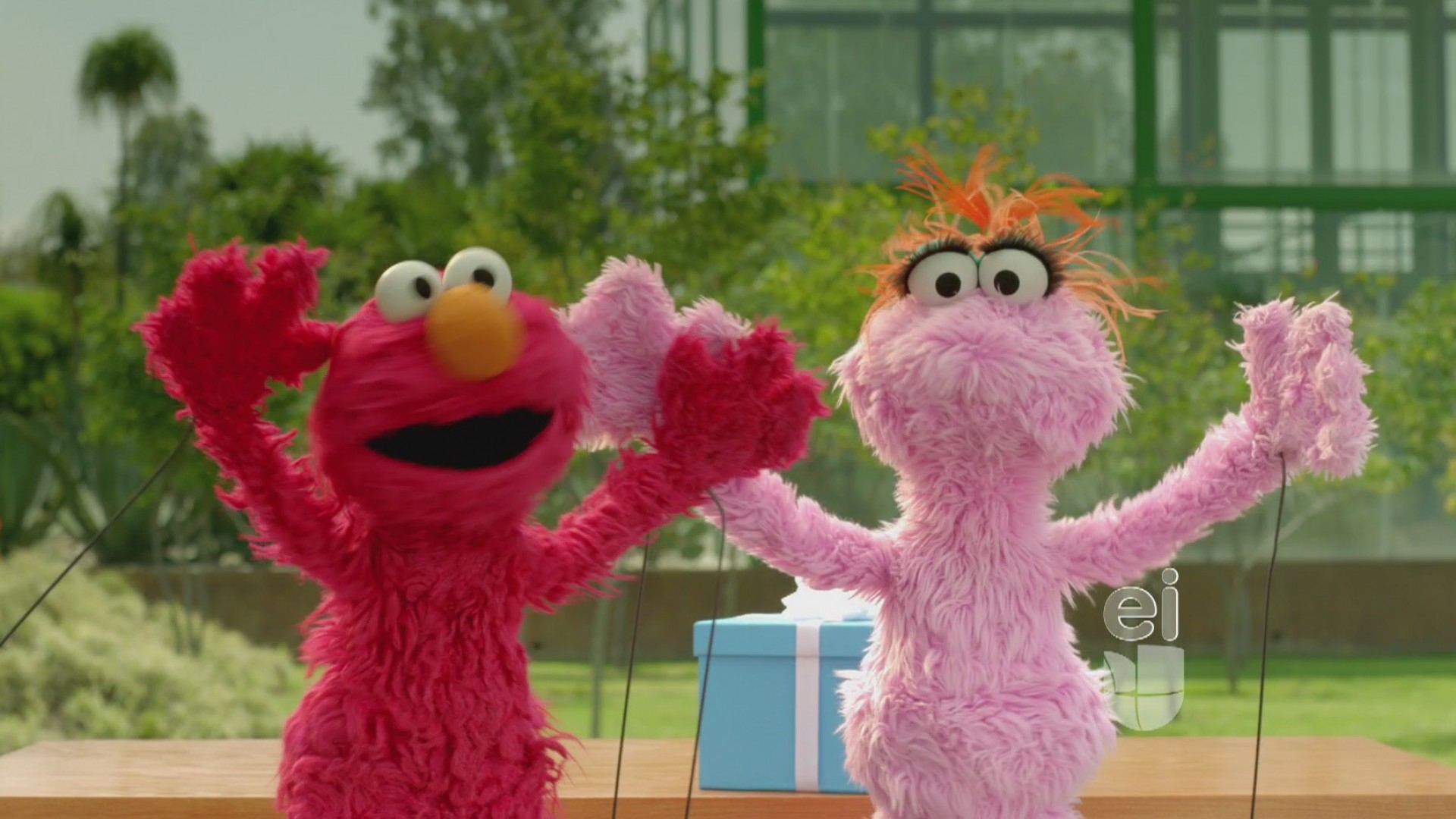 ¡Manos a la cabeza! Elmo y Lola jugaron: Elmo dice | Shows Sesame ...