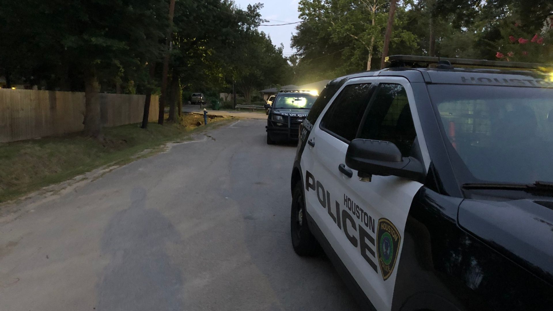 Buscan al sospechoso de asesinar a tiros a un hispano en un campo de ...