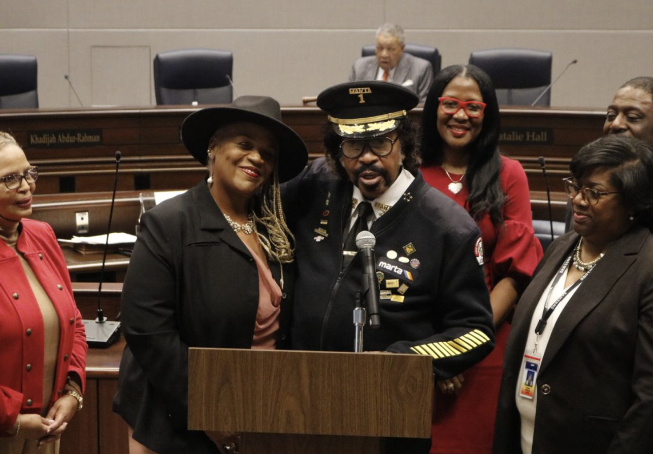 Se retira Coy Dumas Jr. el chofer de autobús que más tiempo ha ...