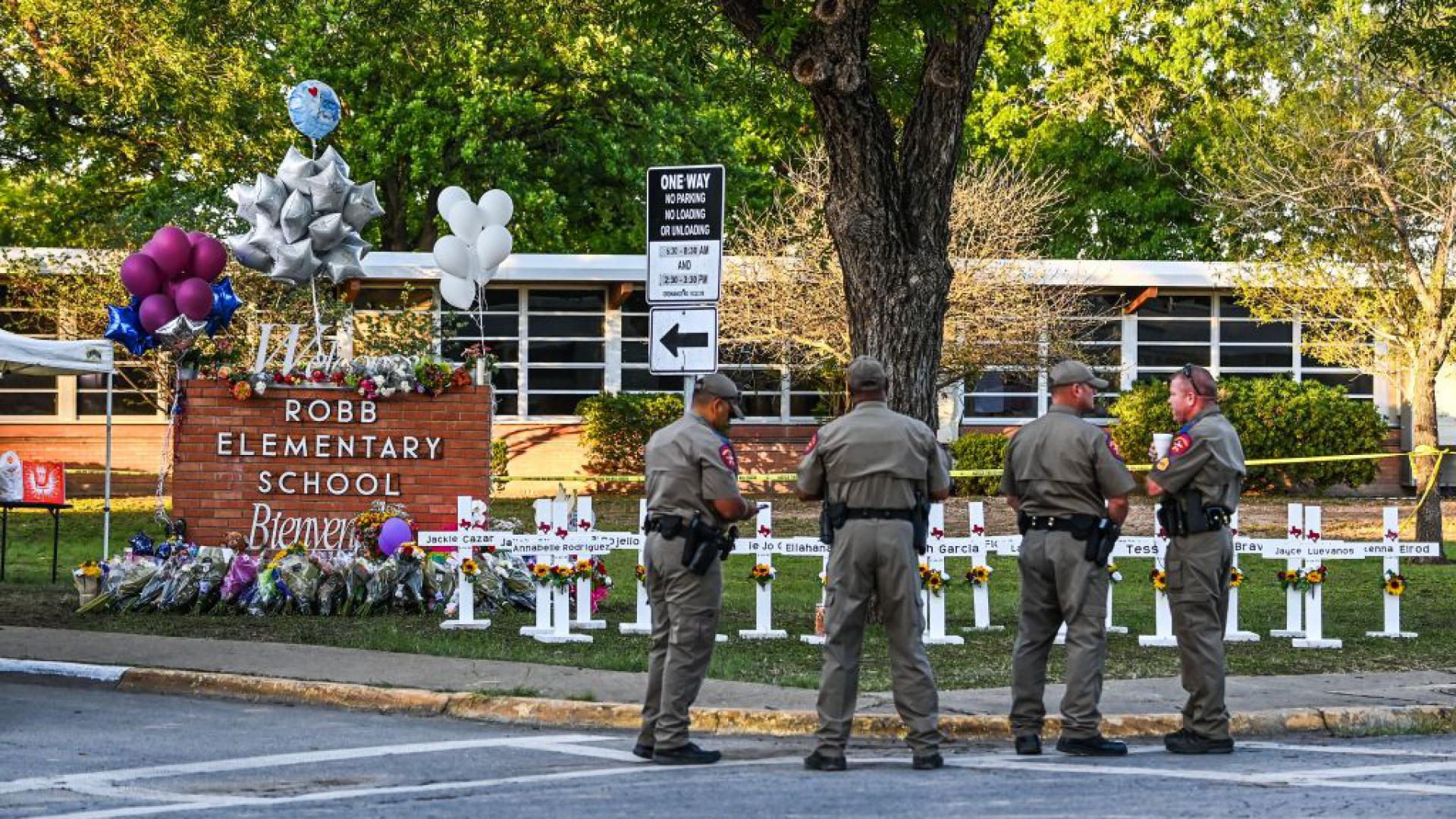 Familiares de las víctimas de la masacre en Uvalde, Texas, reaccionan a nuevas revelaciones de ...