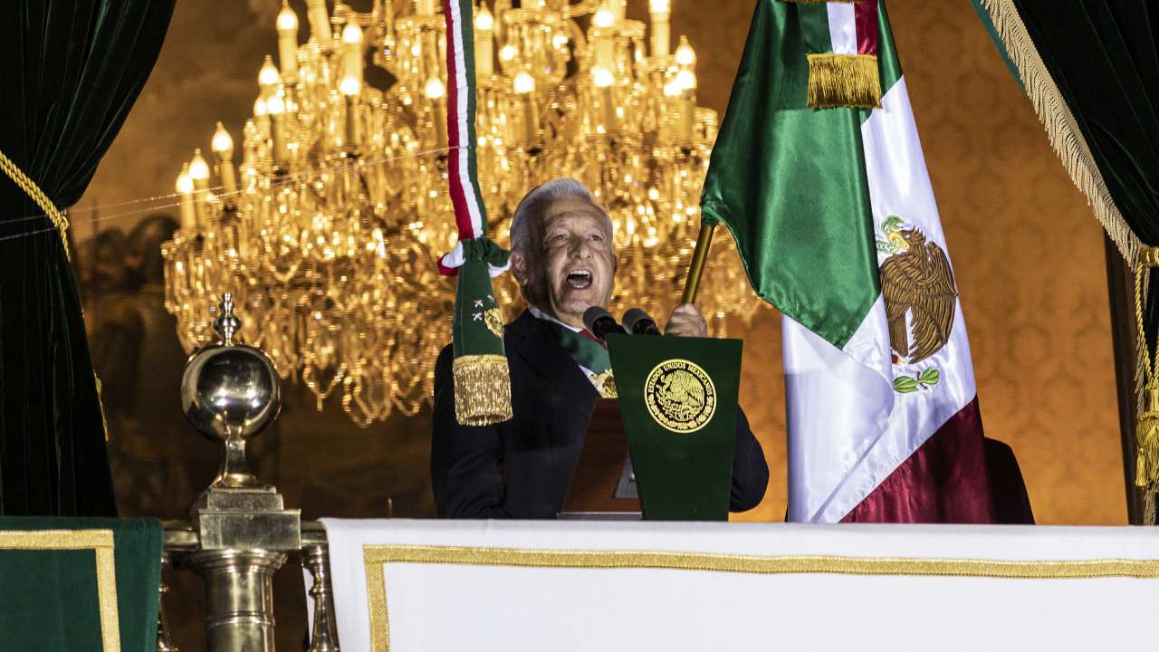 AMLO generó confusión en el Grito al decir "¡Muera la corrupción!" y ...