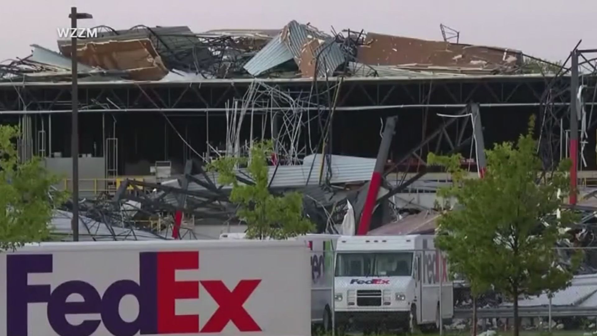 Un centro de FedEx queda destruido tras el paso de un tornado en ...