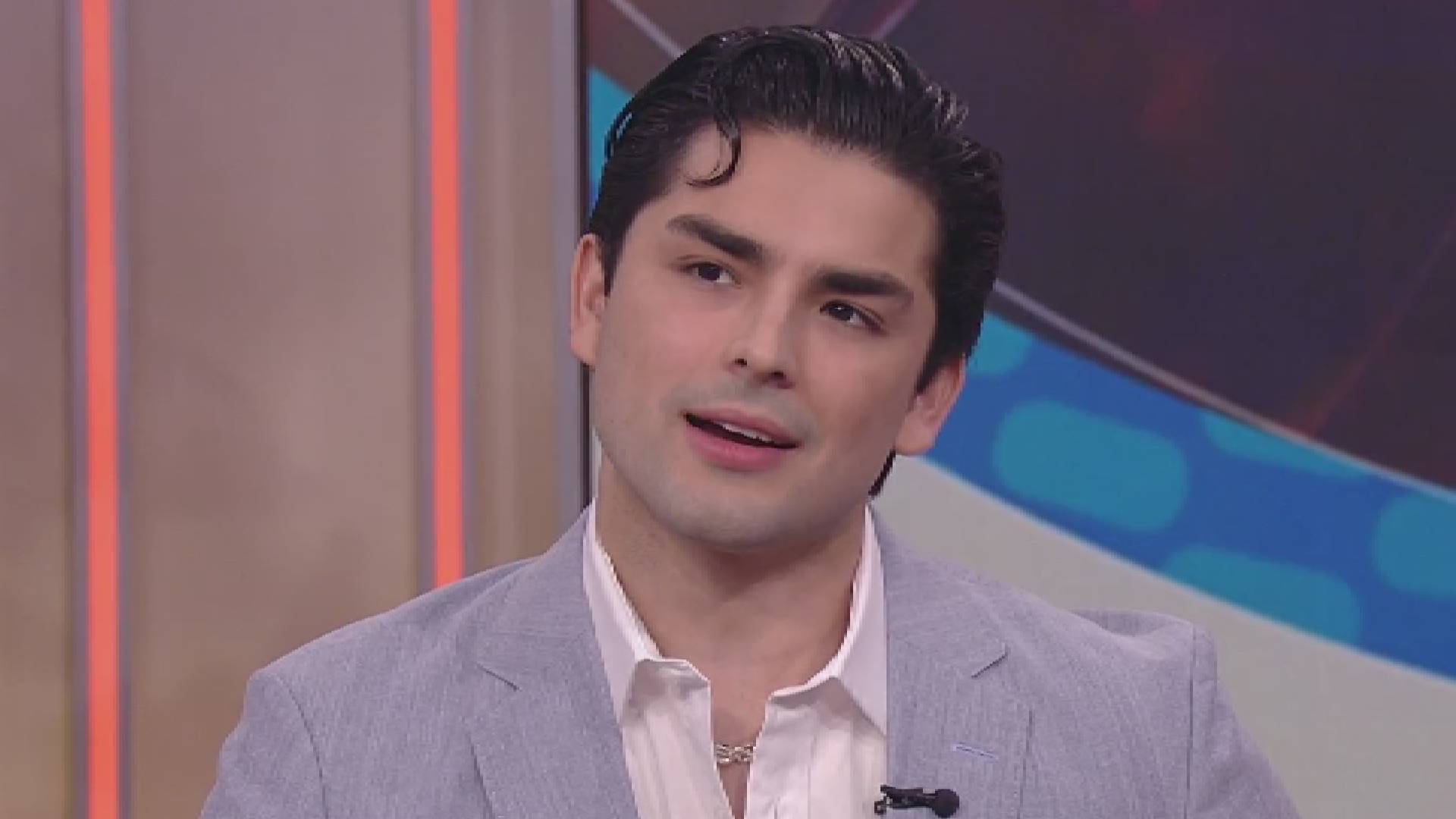 Diego Tinoco se conmueve al escuchar el mensaje de sus padres ...