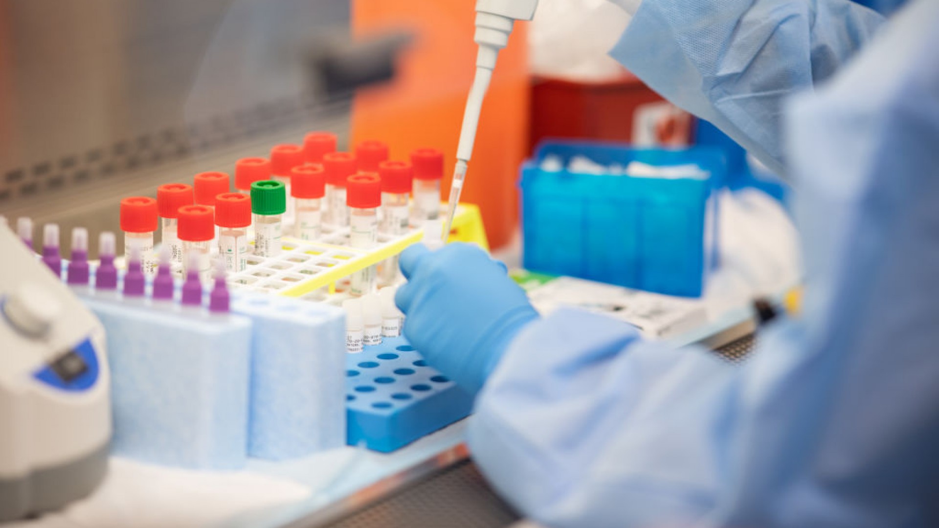 Laboratorio Moderna anuncia que su vacuna contra el covid-19 funcionó ...