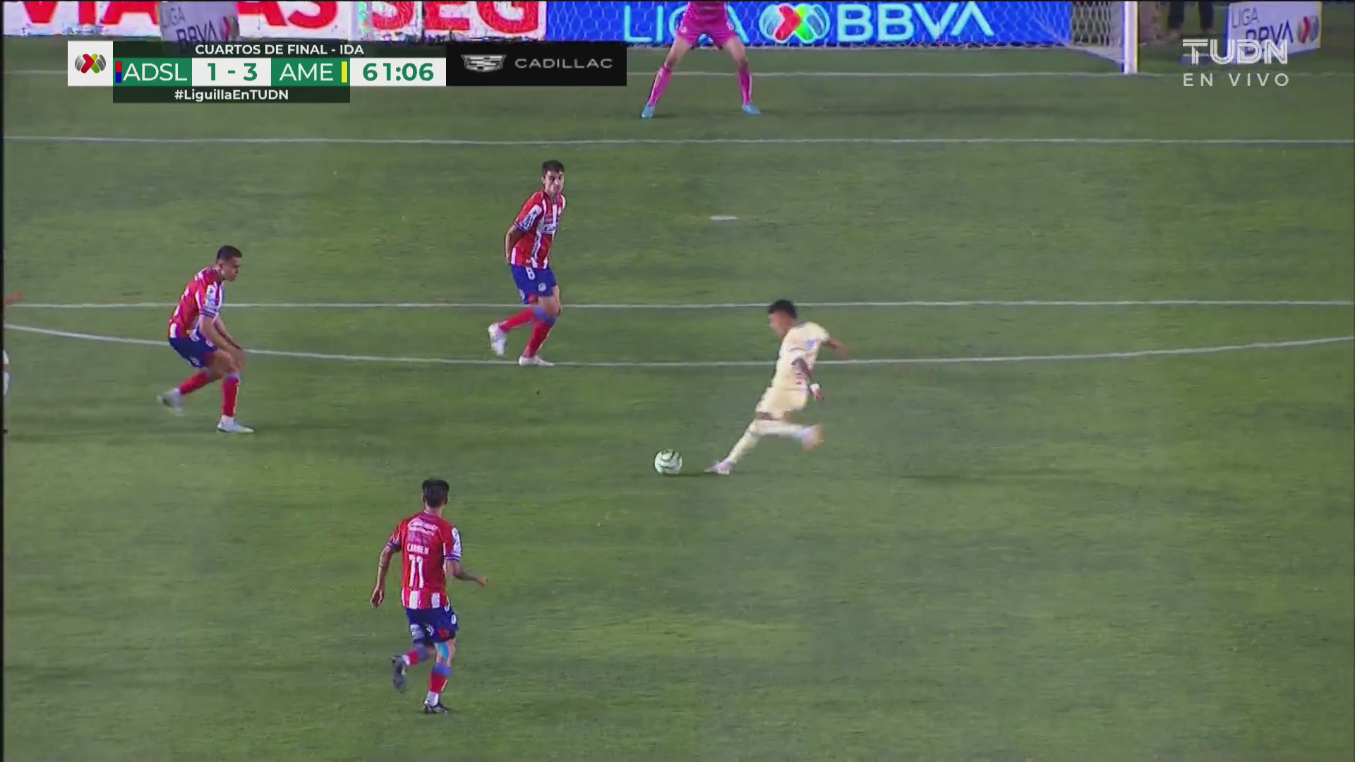 ¡Cerca Suárez! Leo le pega de zurda y el balón apenas a un costado ...