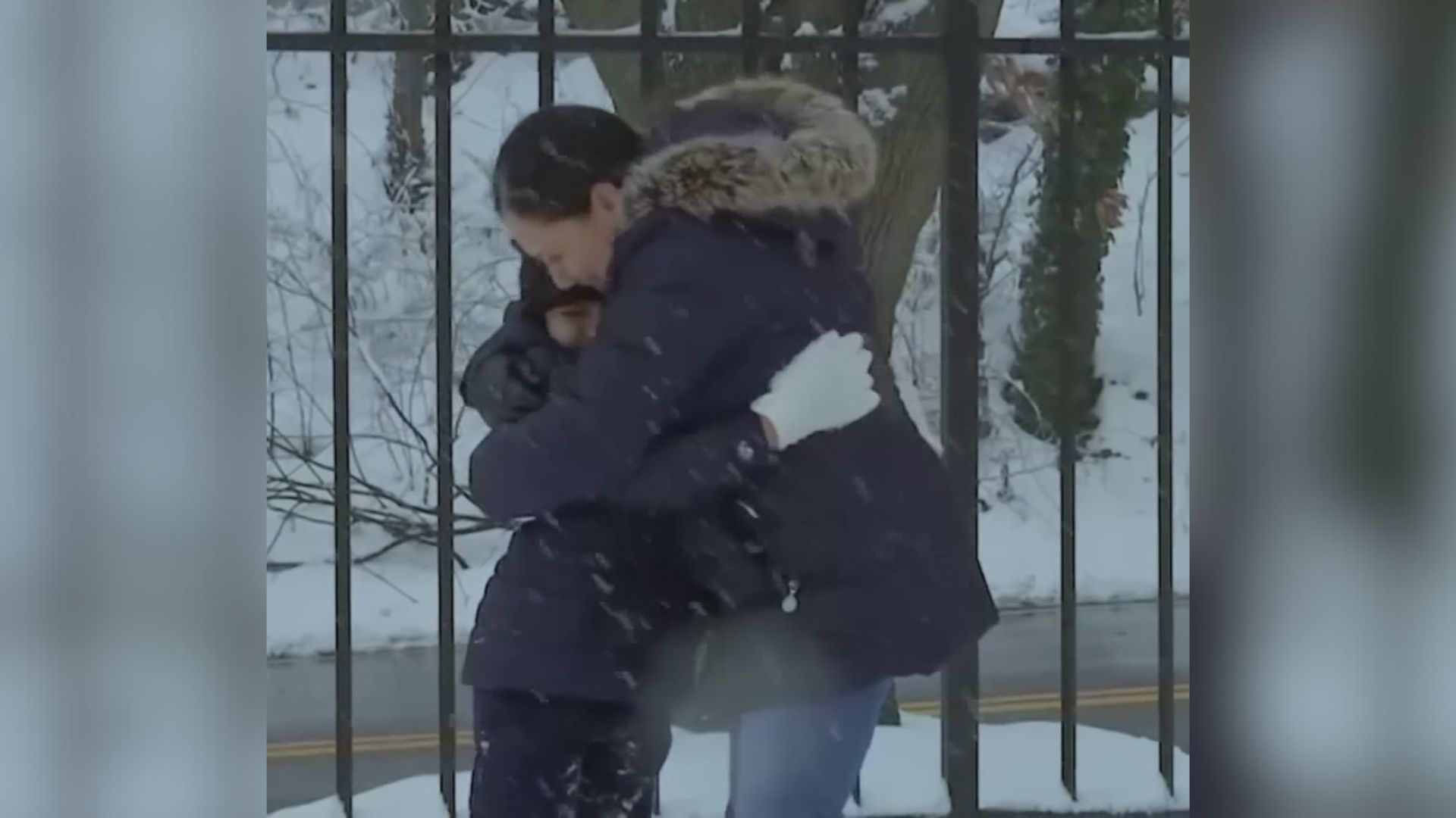 El Emotivo Reencuentro Entre Una Madre Hispana Y Su Hija Que Había Sido Raptada Por Su Padre 