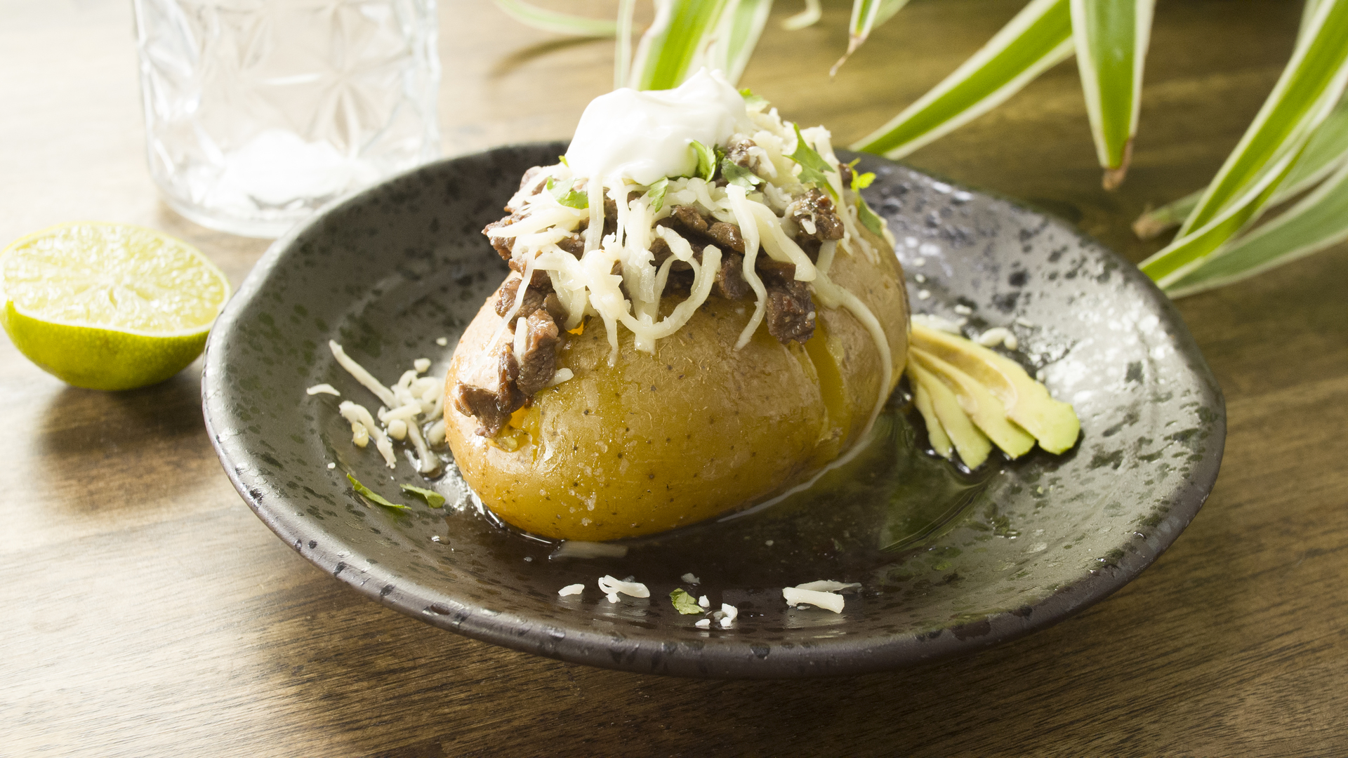 Papa asada con carne y queso | Delicioso | Univision