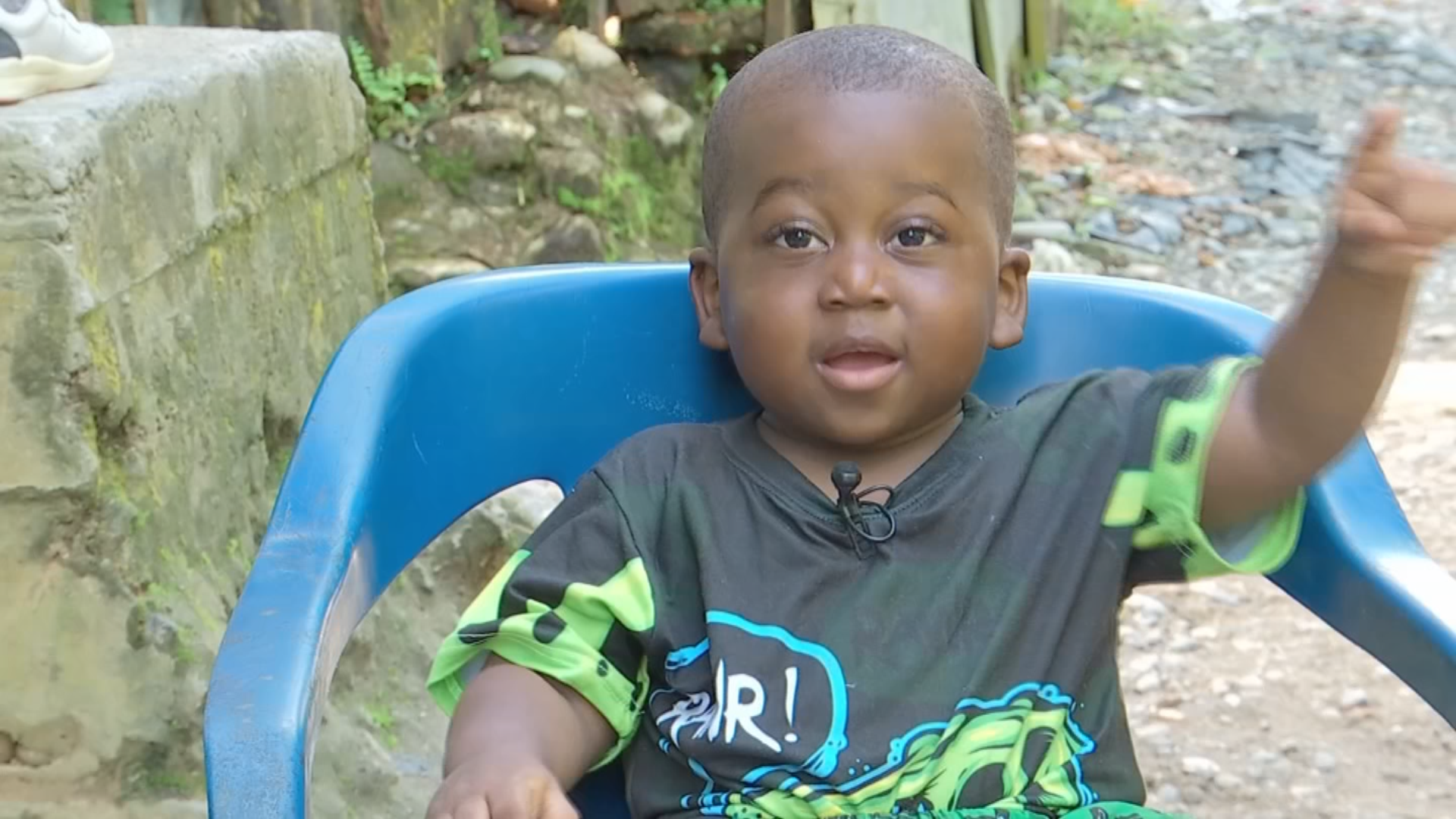 Janfry, 'el niño que camina como hombre', necesita medicamentos para ...