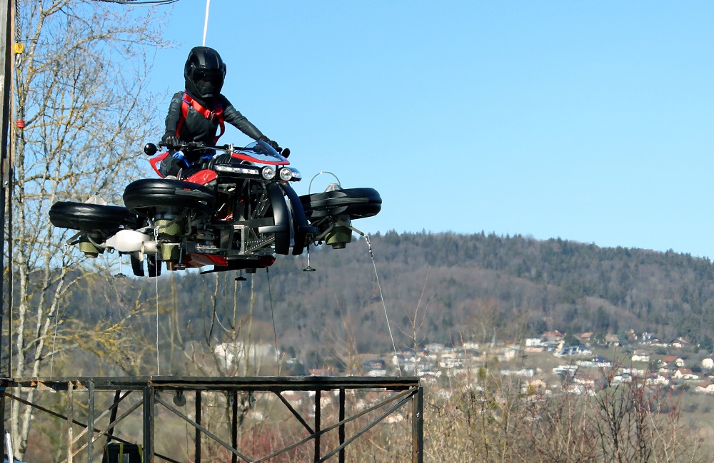 ¿La primera moto voladora? Esta compañía presentó una que permite ir ...