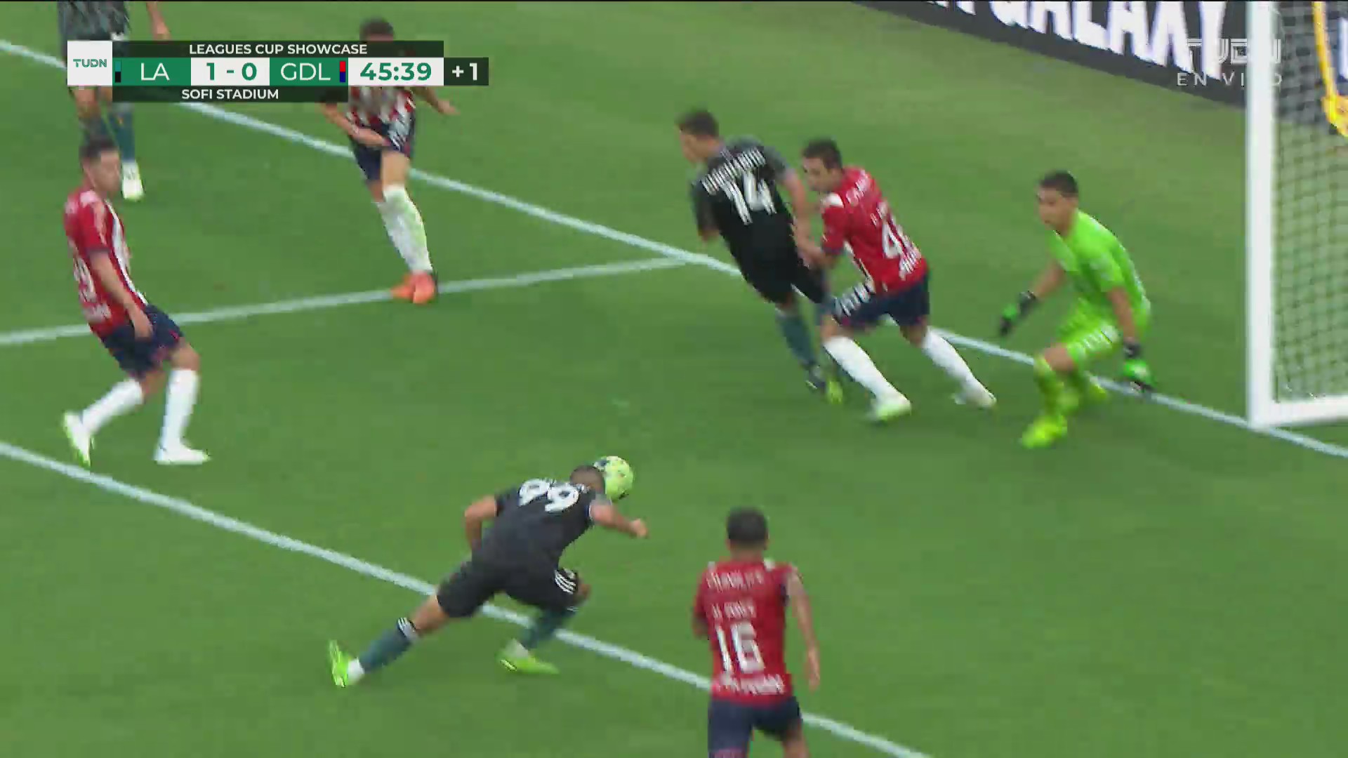 ¡Dejan hace el oso! Joveljic remata solo y vuela el balón | Deportes ...