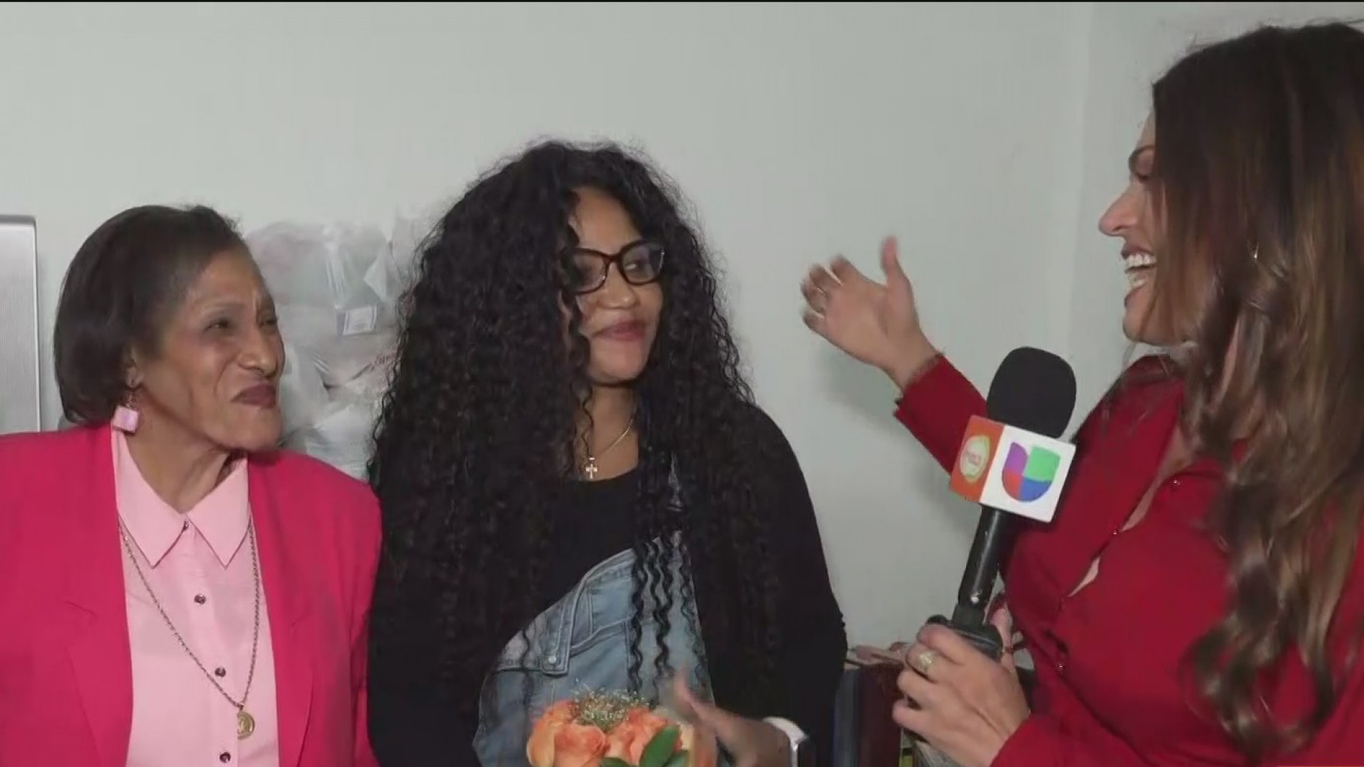 Damaris Díaz ayuda a una comunidad a agradecer a una joven en el Día ...