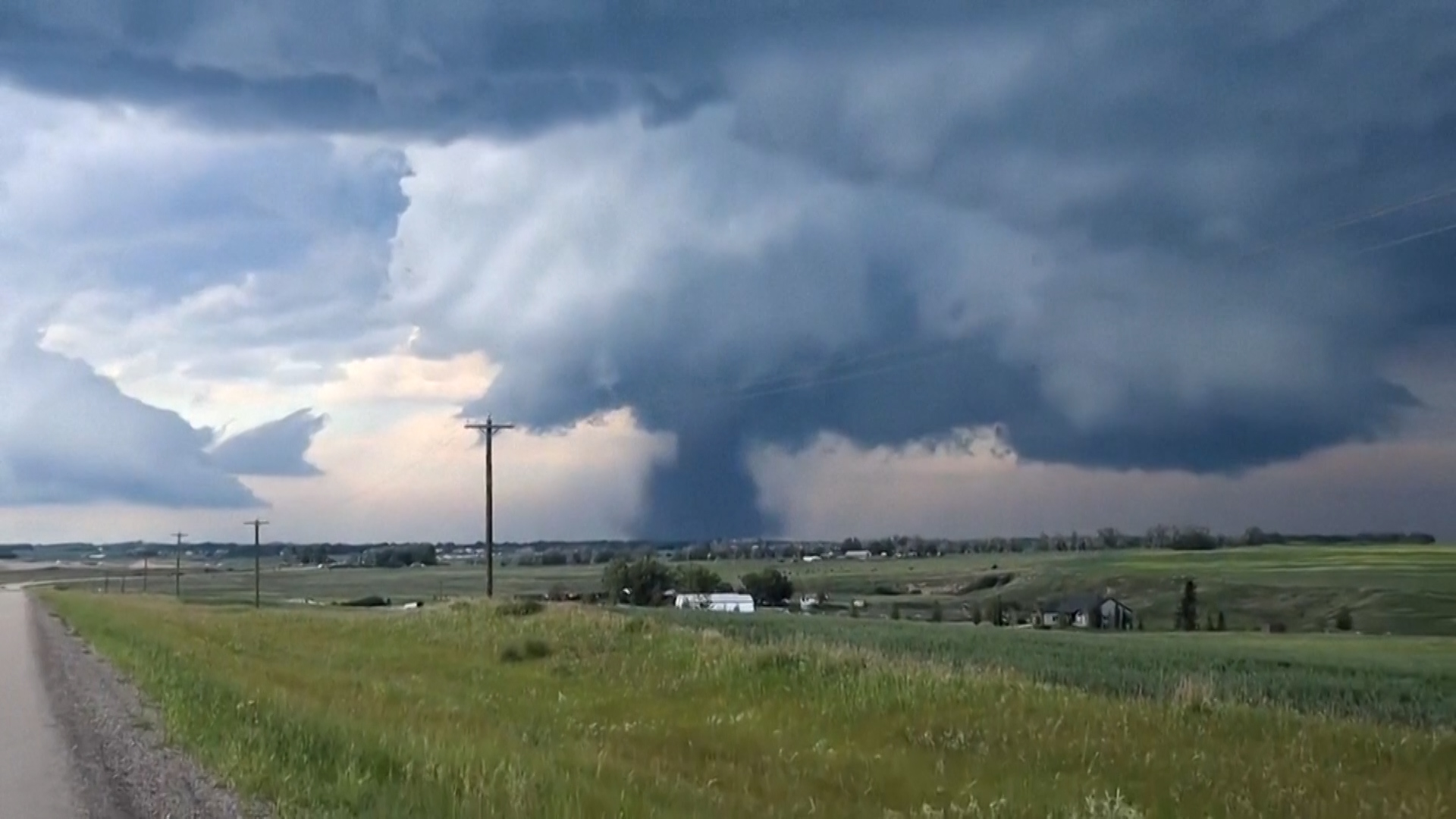 Un poderoso tornado destruye casas y arrasa con ganado en Canadá | Noticias Univision Mundo ...