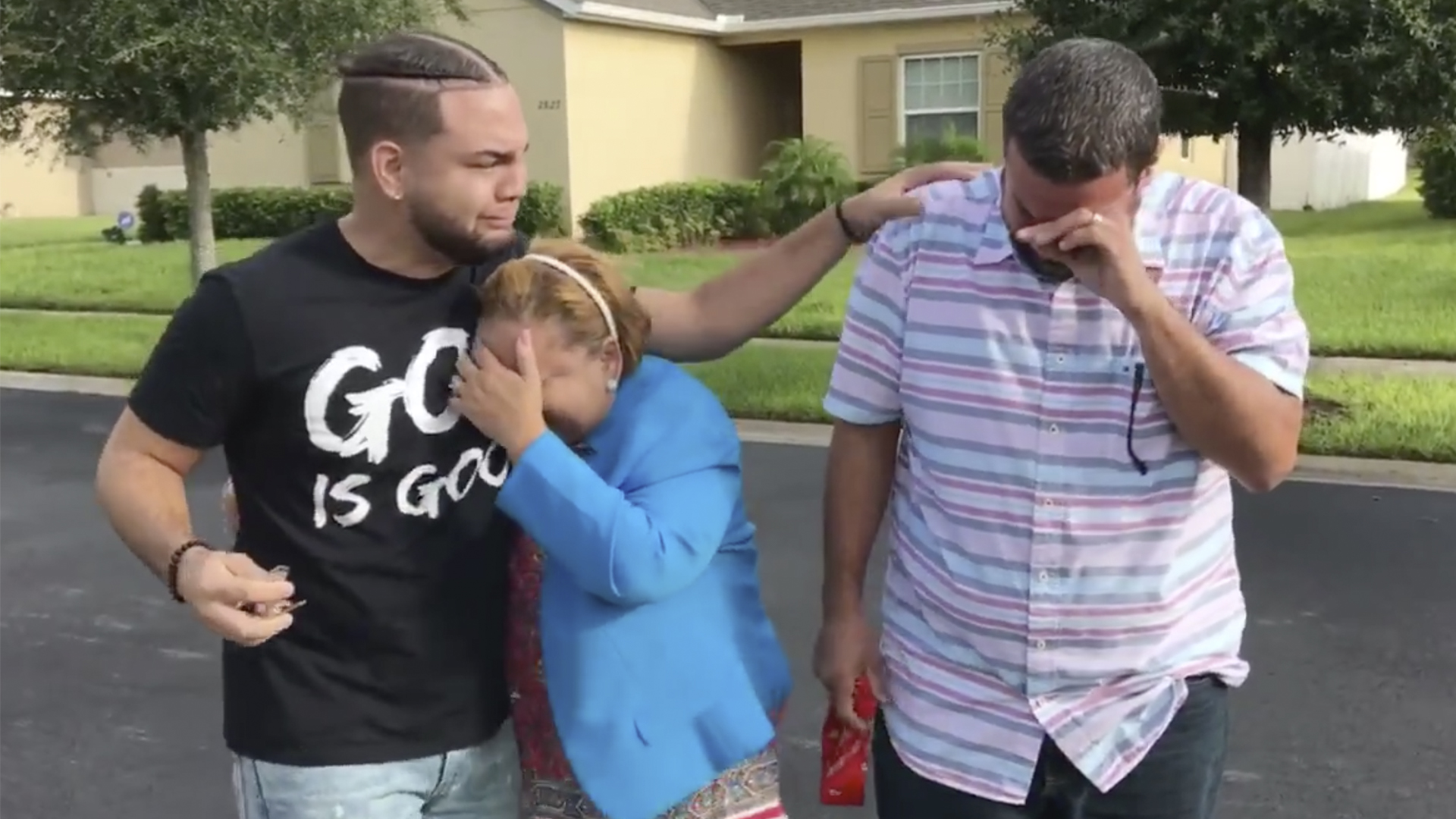 LeJuan James cumple un sueño de toda la vida y le regala una casa a sus ...