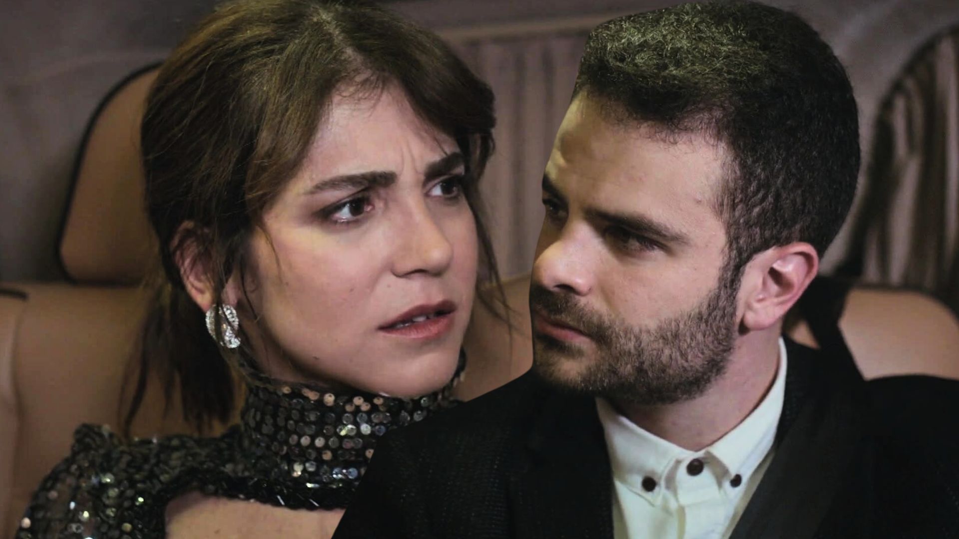 Raif besa inesperadamente a Ceyda | Novelas Mujer | Univision