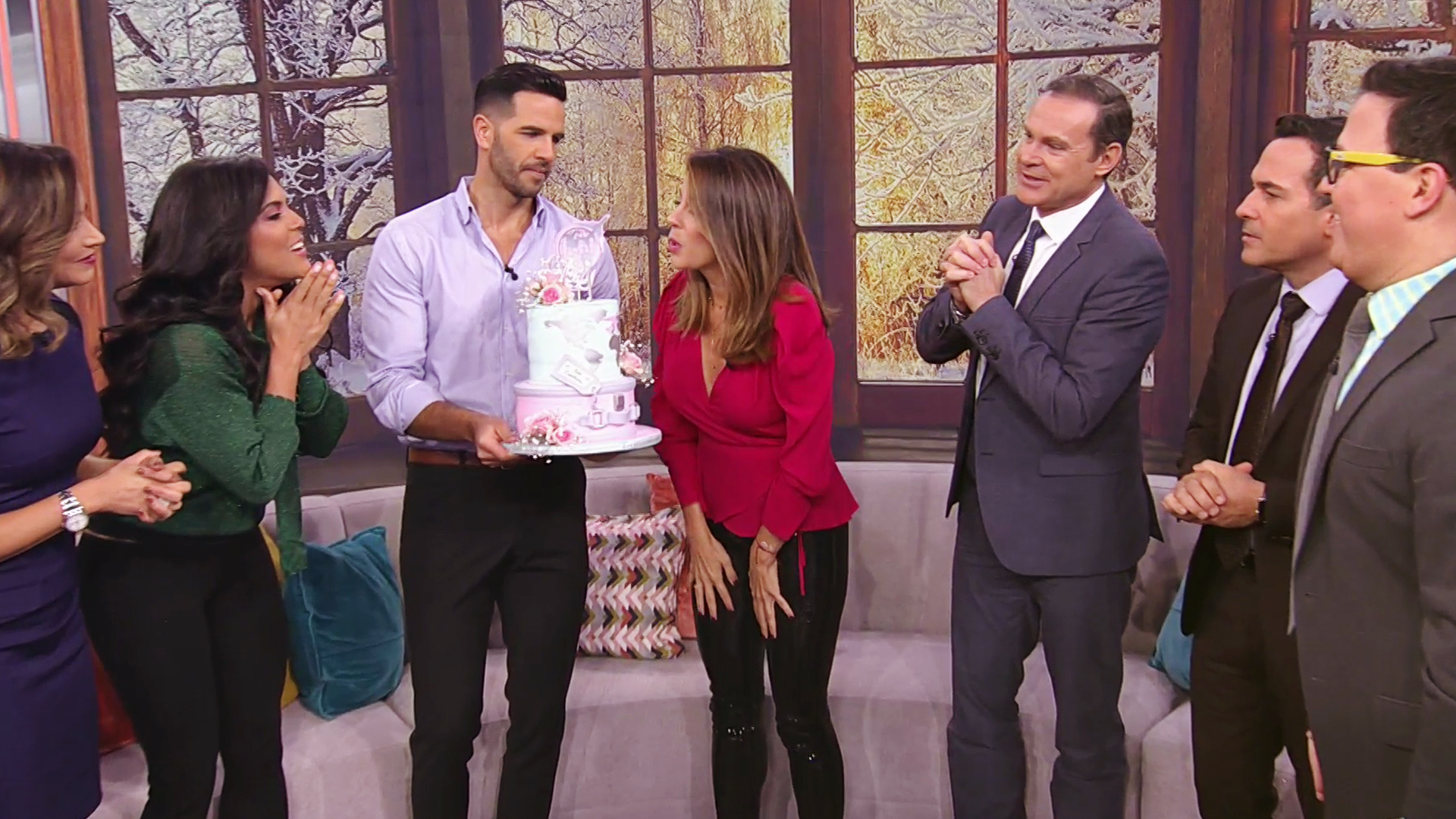 Muy emocionada, Maity Interiano sopló la velita de su pastel de ...