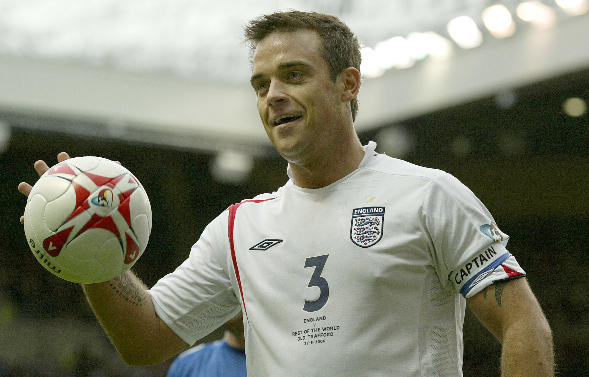 Cuando Robbie Williams ‘vacunó’ al Manchester City vestido de blanco ...