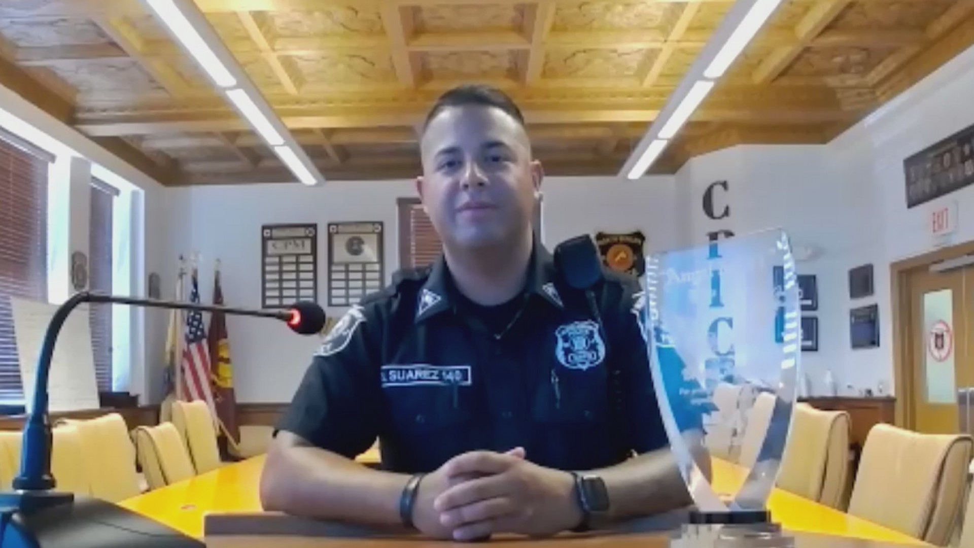 Conoce por qué el oficial Bryan Suárez es nuestro ‘Ángel del 41’ de julio | Video | Univision 41 ...