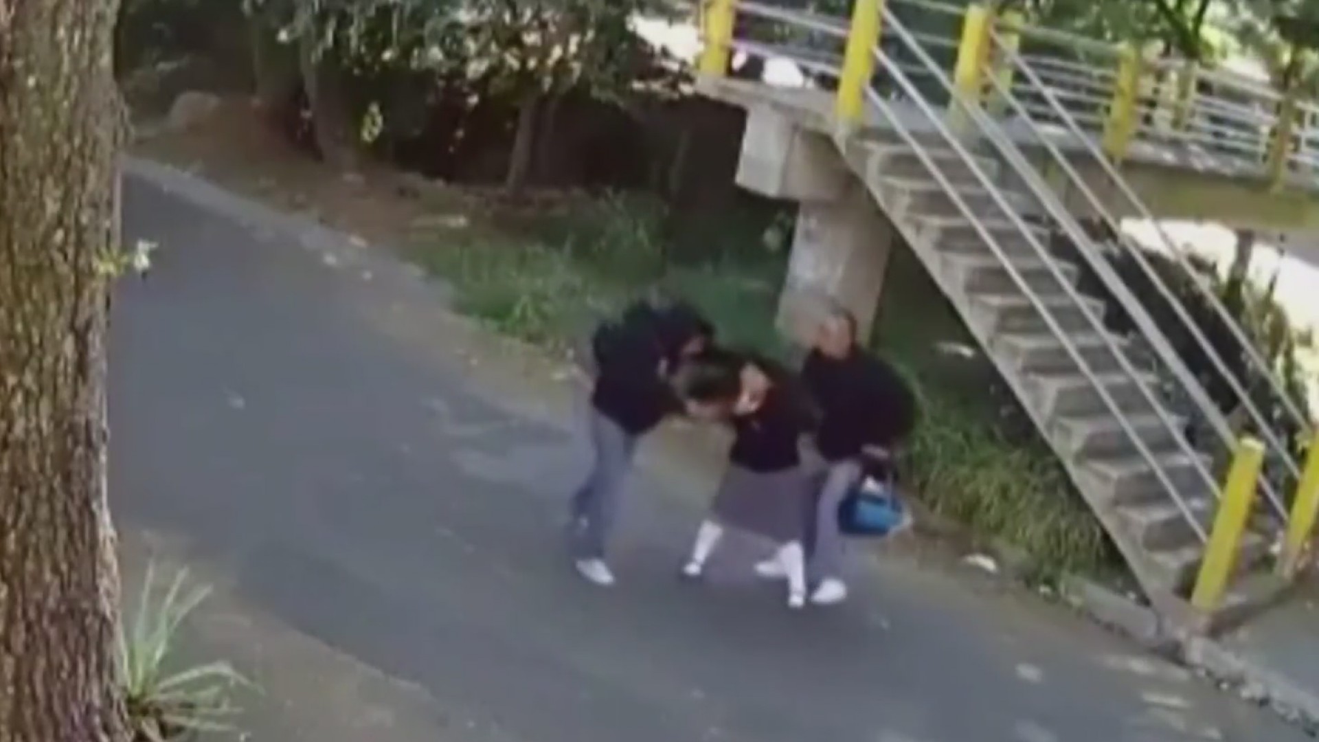 Dos hombres asaltan a dos niñas a la salida de una escuela en México ...
