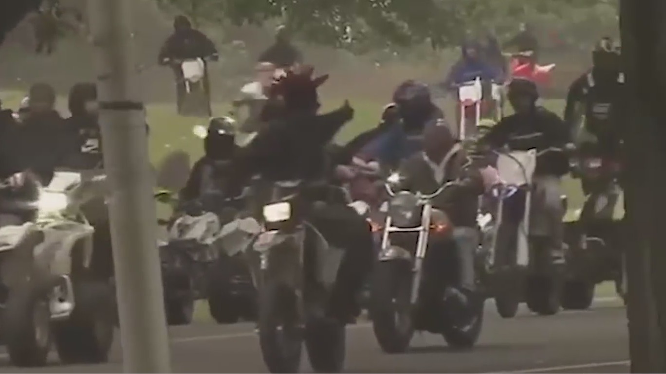 Residentes exigen “respeto y orden” tras el paso de cientos de motos y ...