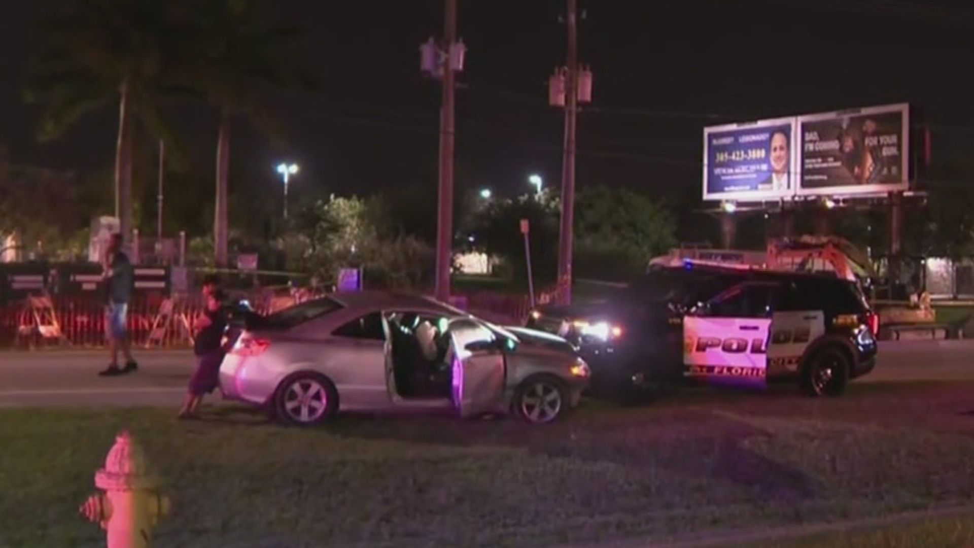 Oficial de policía resulta herido tras chocar contra un presunto ...