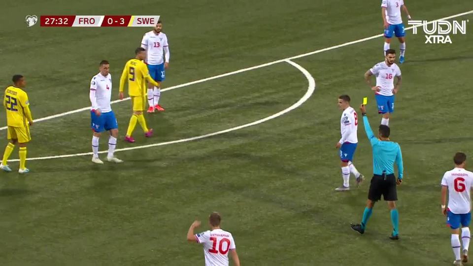 Tarjeta amarilla. El árbitro amonesta a Atli Gregersen de Faroe Islands ...