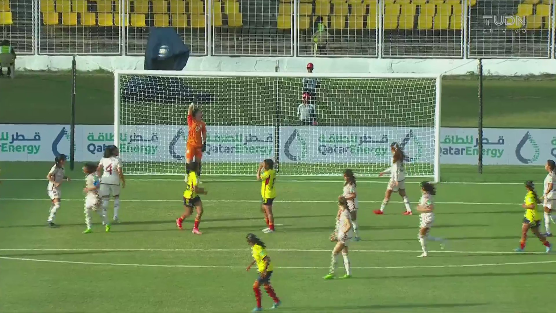 ¡No encuentra la red! Juana Ortegón manda su cabezazo por arriba ...