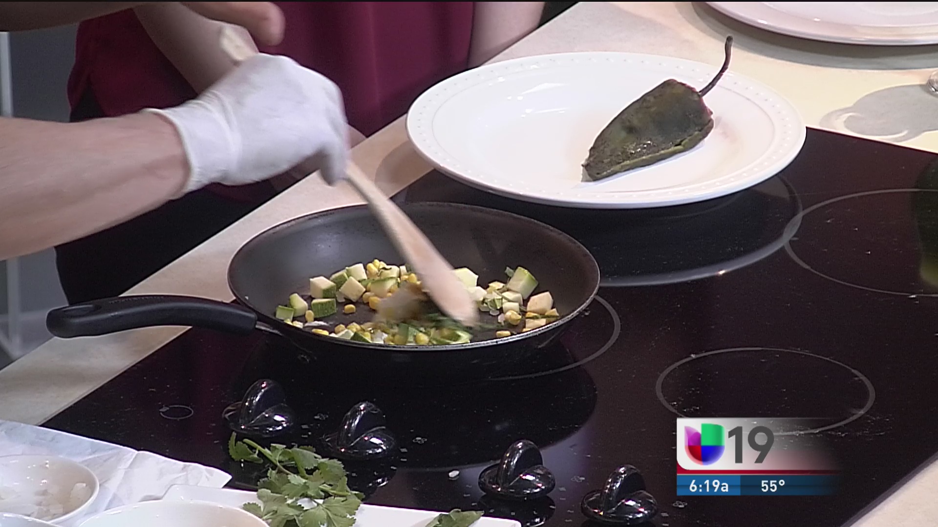 Fácil receta de Chile poblano relleno | Video | Univision 19 Sacramento ...