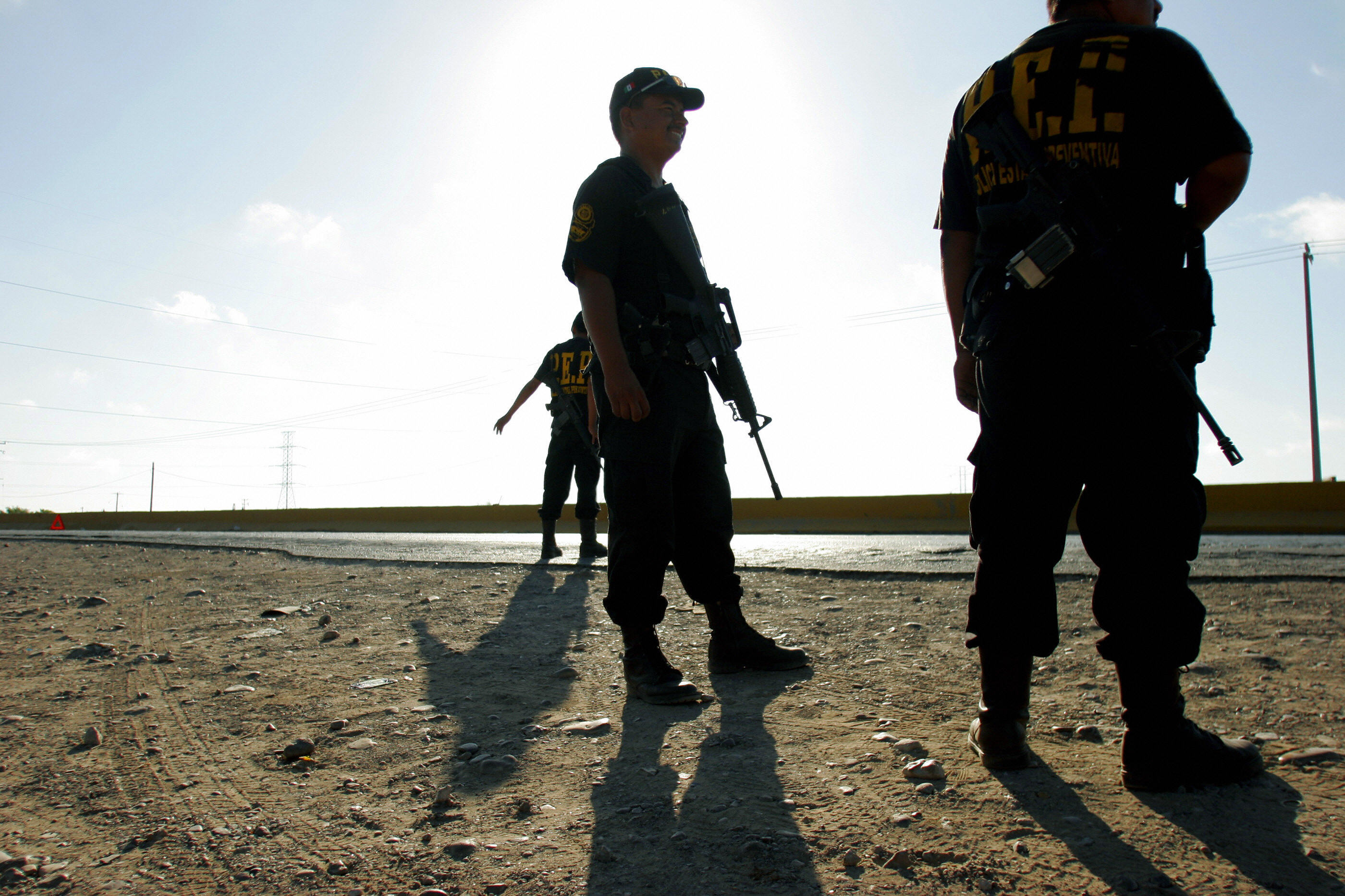 Encuentran un cadáver con señales de tortura a la orilla de la carretera y envuelto en una lona ...