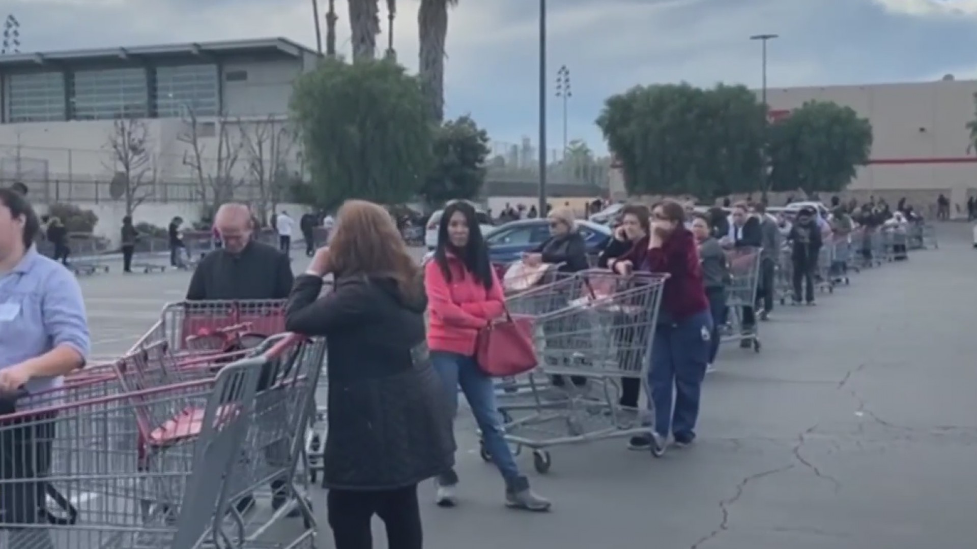 Largas filas: este es el panorama en algunos supermercados ante temor ...