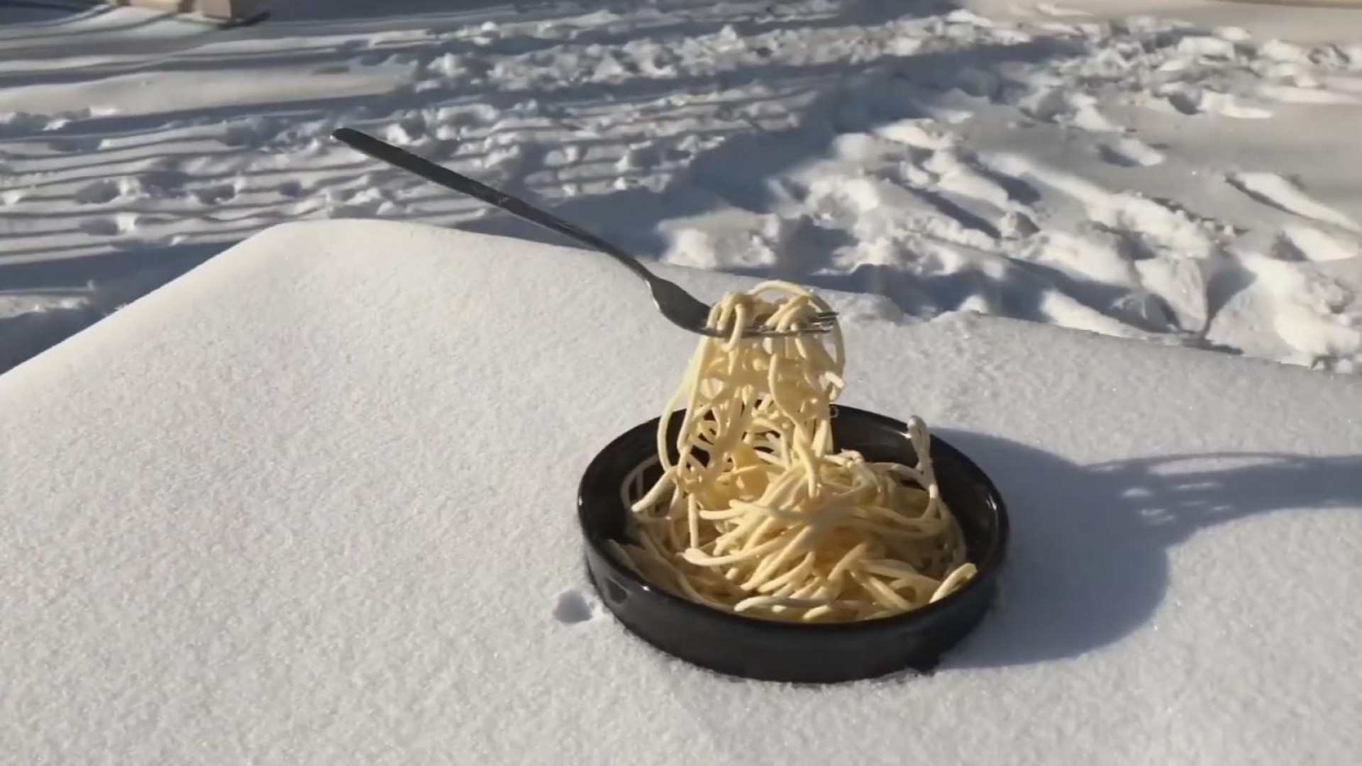 Cuando el frío es tan fuerte que no puedes ni llevarte la comida a la ...